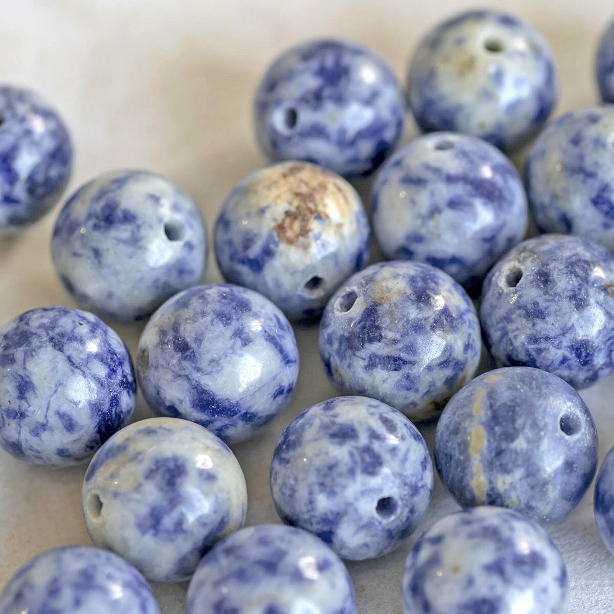 Бусины имитация Нефрита 8 шт. из натурального камня, размер 12 мм, цвет белый с голубым