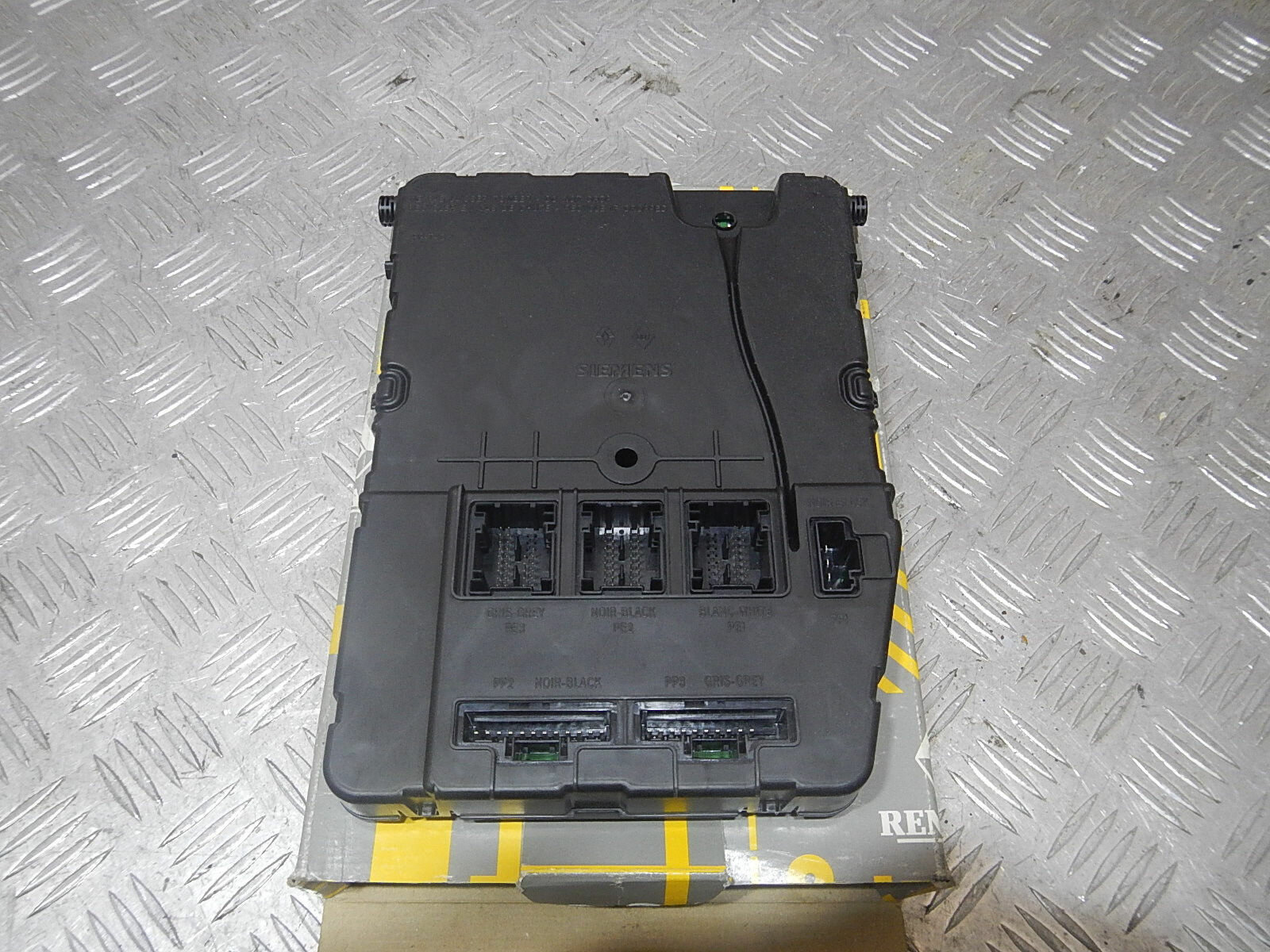 Б/У Блок электронный, Renault (Рено)-MEGANE II (02-09) RENAULT MEGANE II (02-09) новый 276086 RENAULT арт. 8200525388