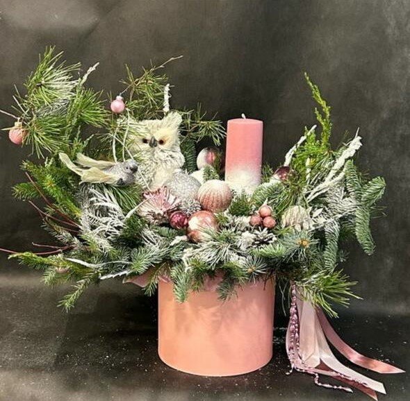 Новогодняя композиция хвойный букет из нобилиса в коробке со свечой и декором