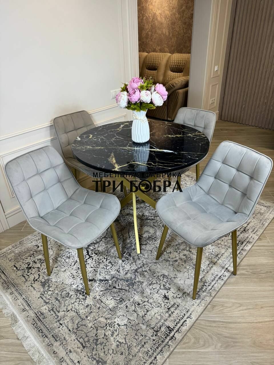 Обеденная группа, Три Бобра, стол черный мрамор, 4 серых стула