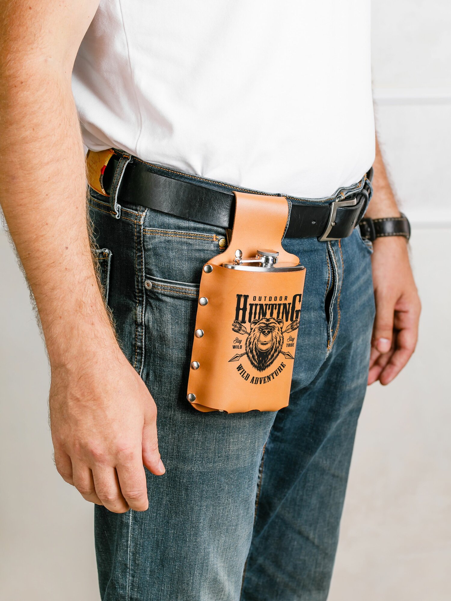 Фляжка 0,3л в чехле из натуральной кожи "Медведь со стрелами"