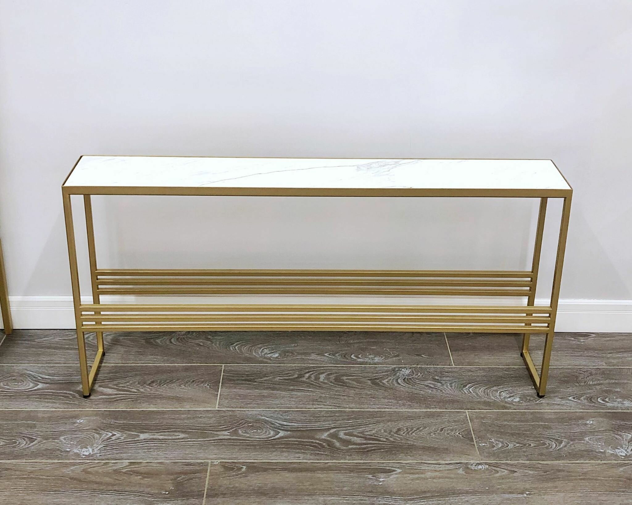 Консоль Терон со столешницей из натурального светлого мрамора на золотом металлическом каркасе