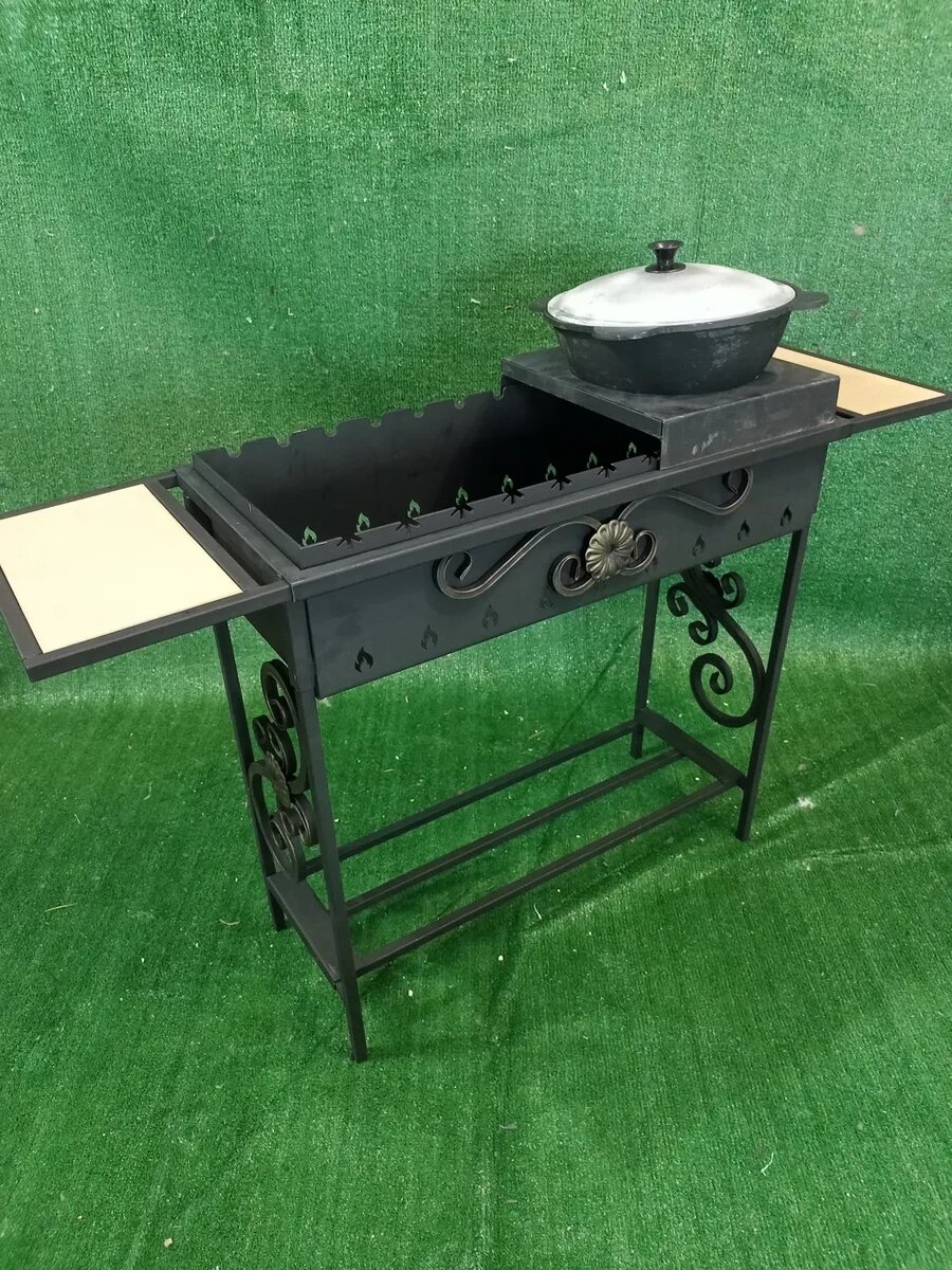 Мангал железный усиленный. С деревянными полочками и казаном чугунным. Подказаник в комплекте. Кованые элементы