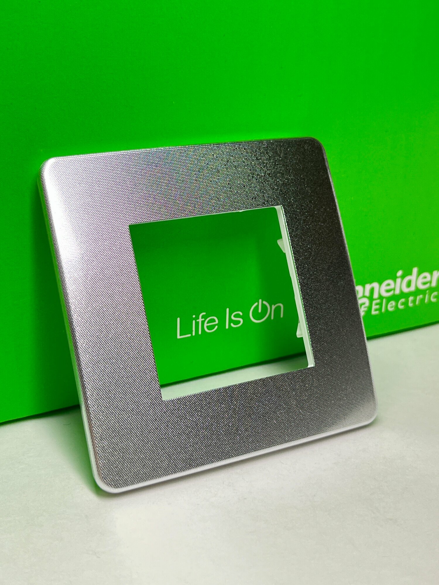 Рамка 1 пост Schneider Electric UNICA NEW STUDIO, хром/белый арт. NU280255