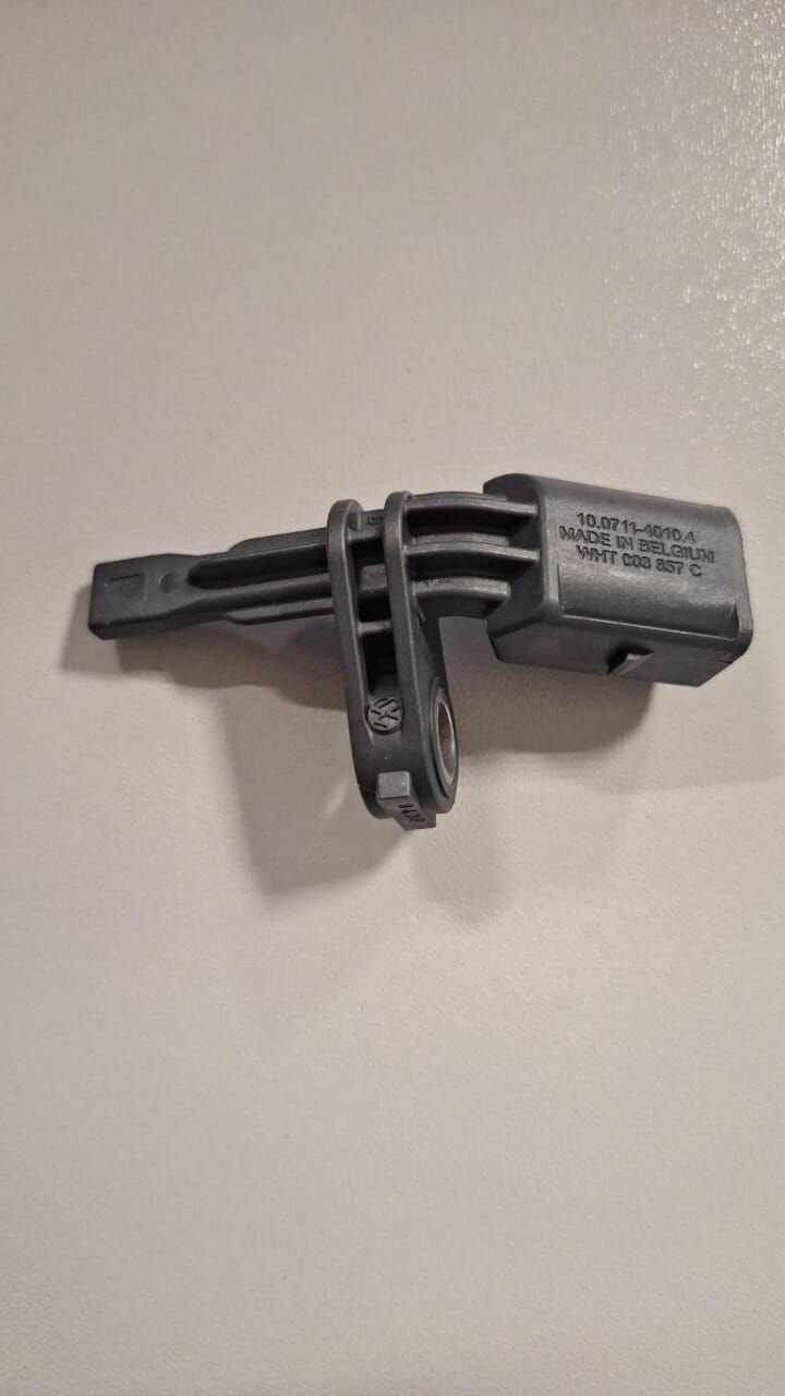 WHT003857C Датчик ABS (АБС) Volkswagen (Фольксваген), Audi (Ауди), Skoda (Шкода) - Левый. Оригинал