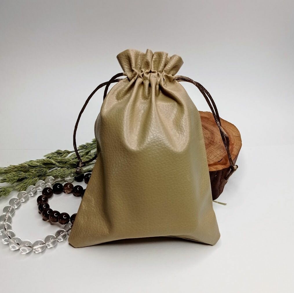 Мешочек из искусственной кожи для таро, рун, аксессуаров (искусственная кожа, бежевый 12.5х17.5см, 1 шт.)