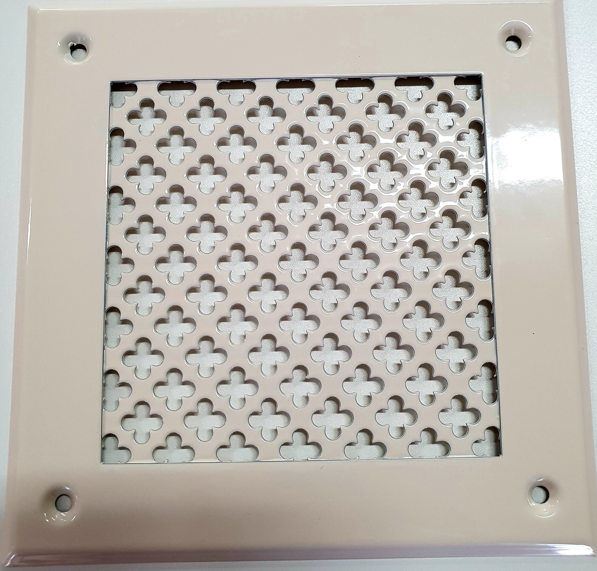 Вентиляционная решетка металлическая 150х150мм, тип перфорации крупный цветок (Nr.152), слоновая кость RAL 9001