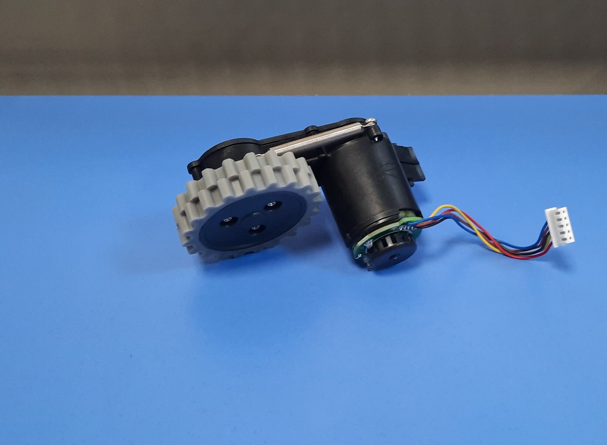 Привод колеса с датчиком робота-пылесоса Kitfort KT-505 (правый)