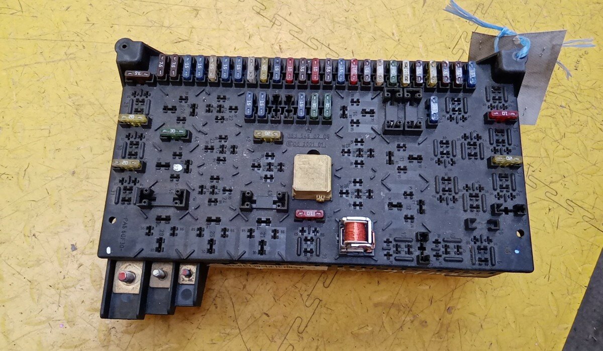 Блок предохранителей W163 M-klasse (ML) Mercedes-Benz A1635450205