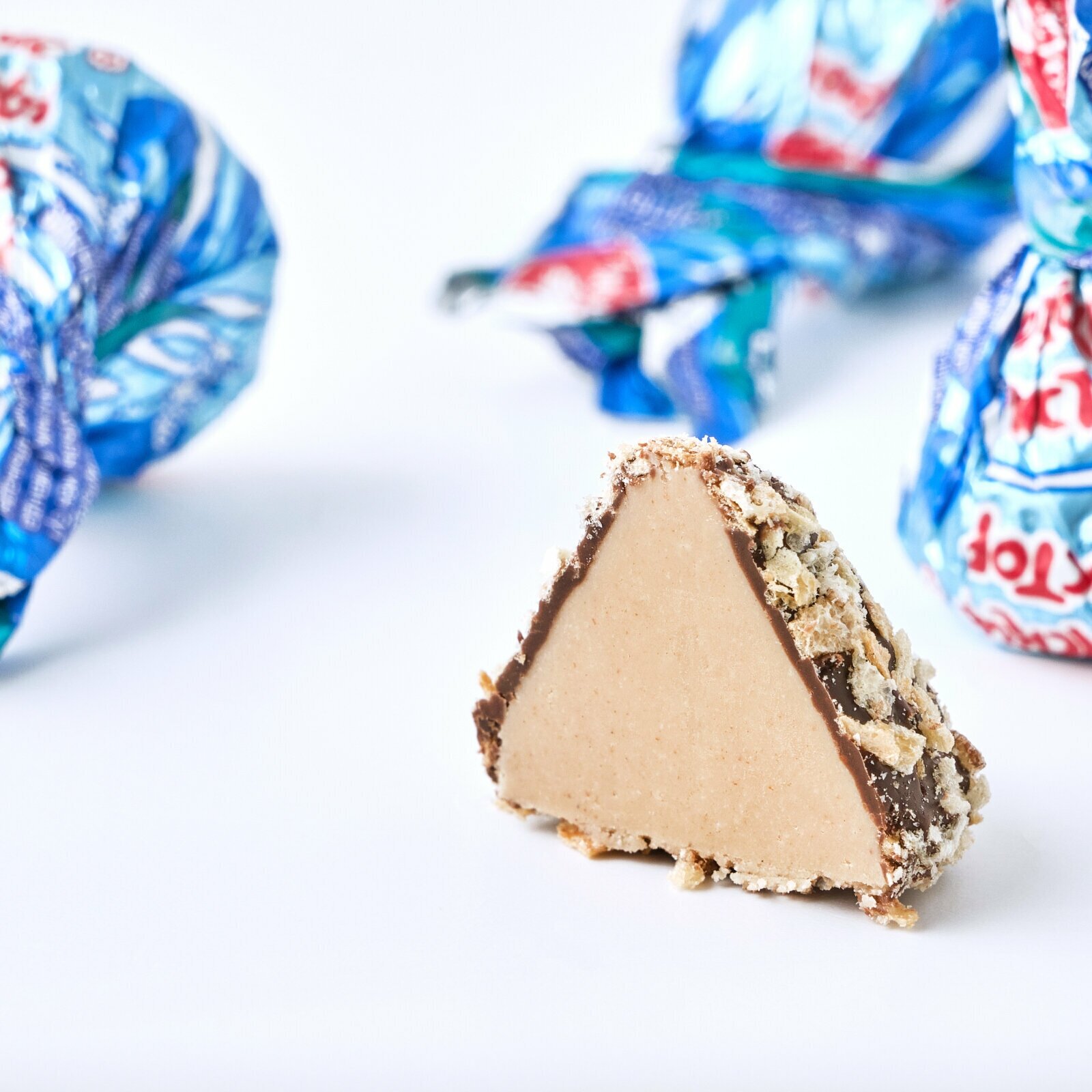 Конфеты пралиновые Волжские просторы в вафельной крошке ТМ Славянка 1 кг