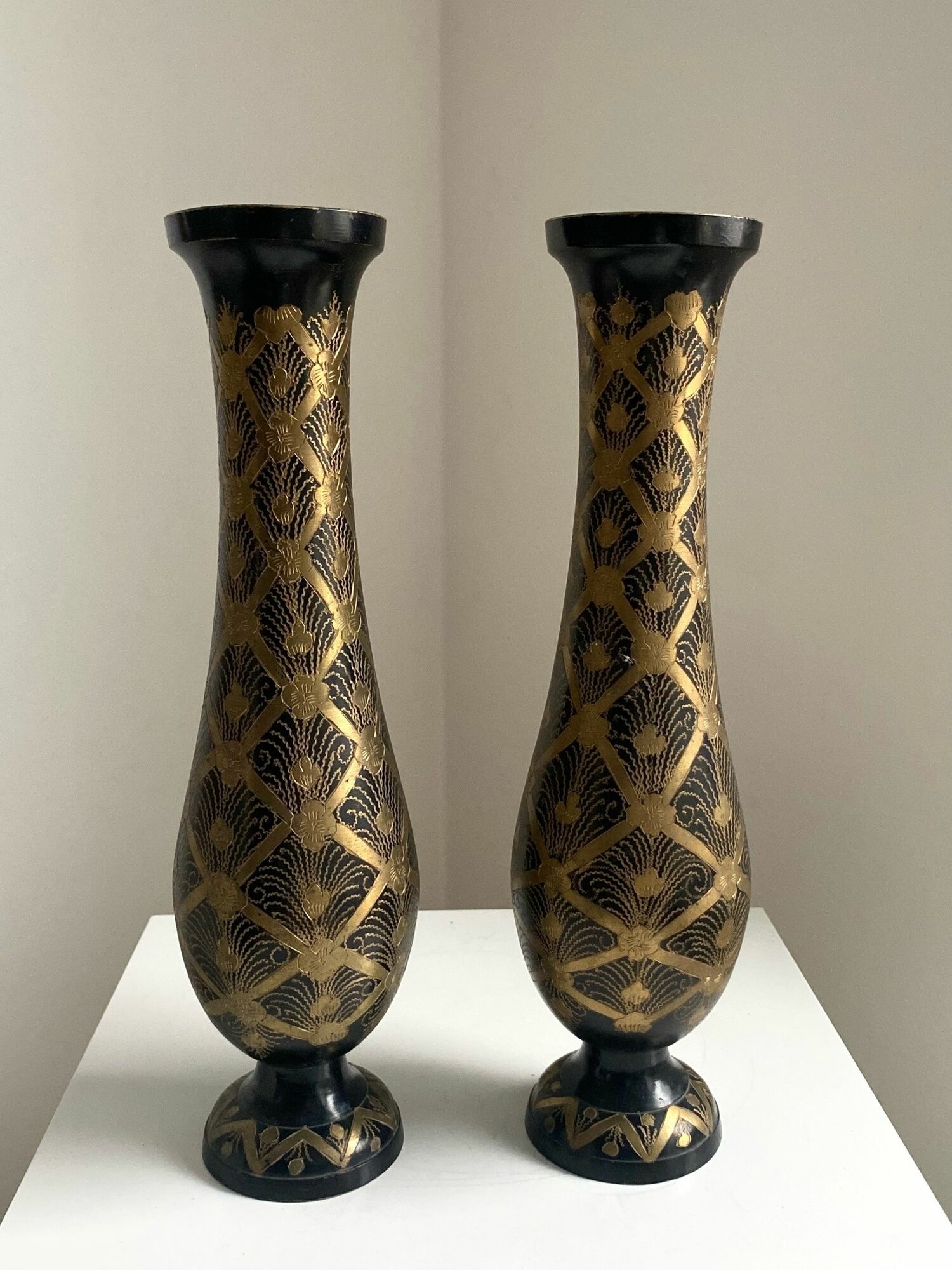 2 Вазы "Цветы". Индия времен СССР.1960-е годы! Латунь, Штихельная работа! Высота 31.5 см.