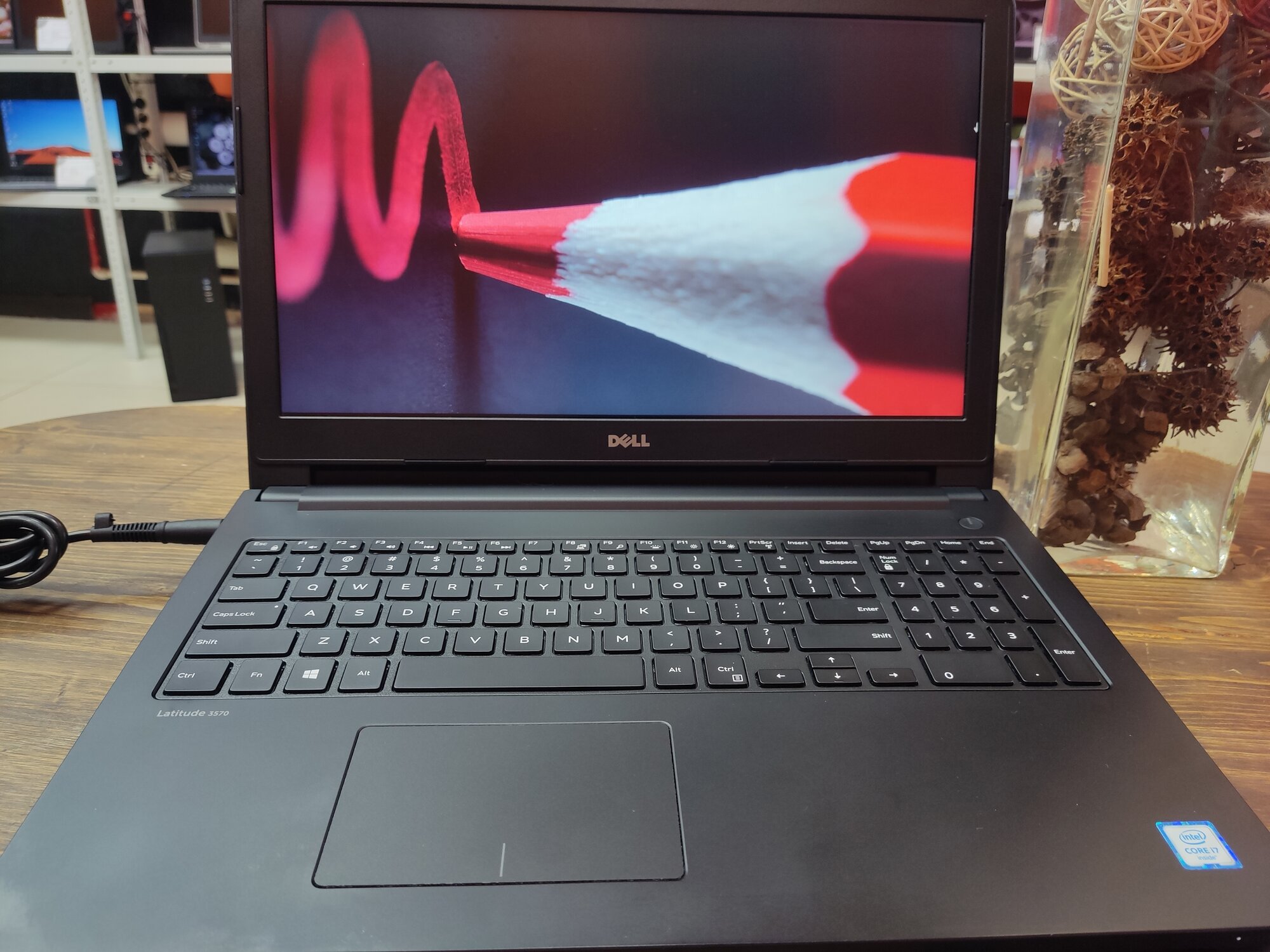 Dell Latitude 3570 15.6", Intel Core i7-6500U, RAM 8 ГБ, SSD 240 ГБ, NVIDIA GeForce 920M (2 Гб), Windows Pro, черно-серый, Русская раскладка
