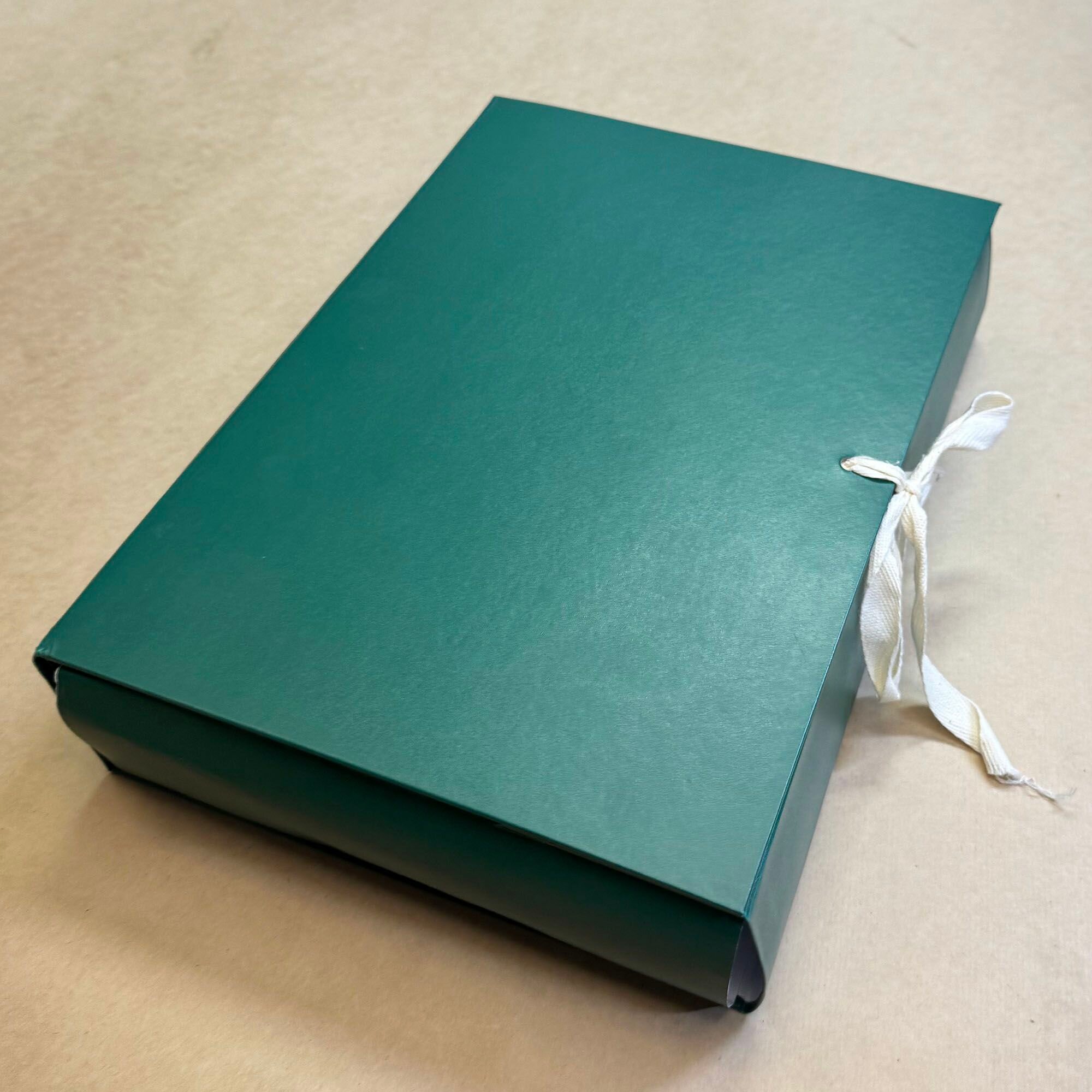 Папка архивная на завязках, корешок 60 мм, карман, гребешок с 4 отверстиями, зеленая