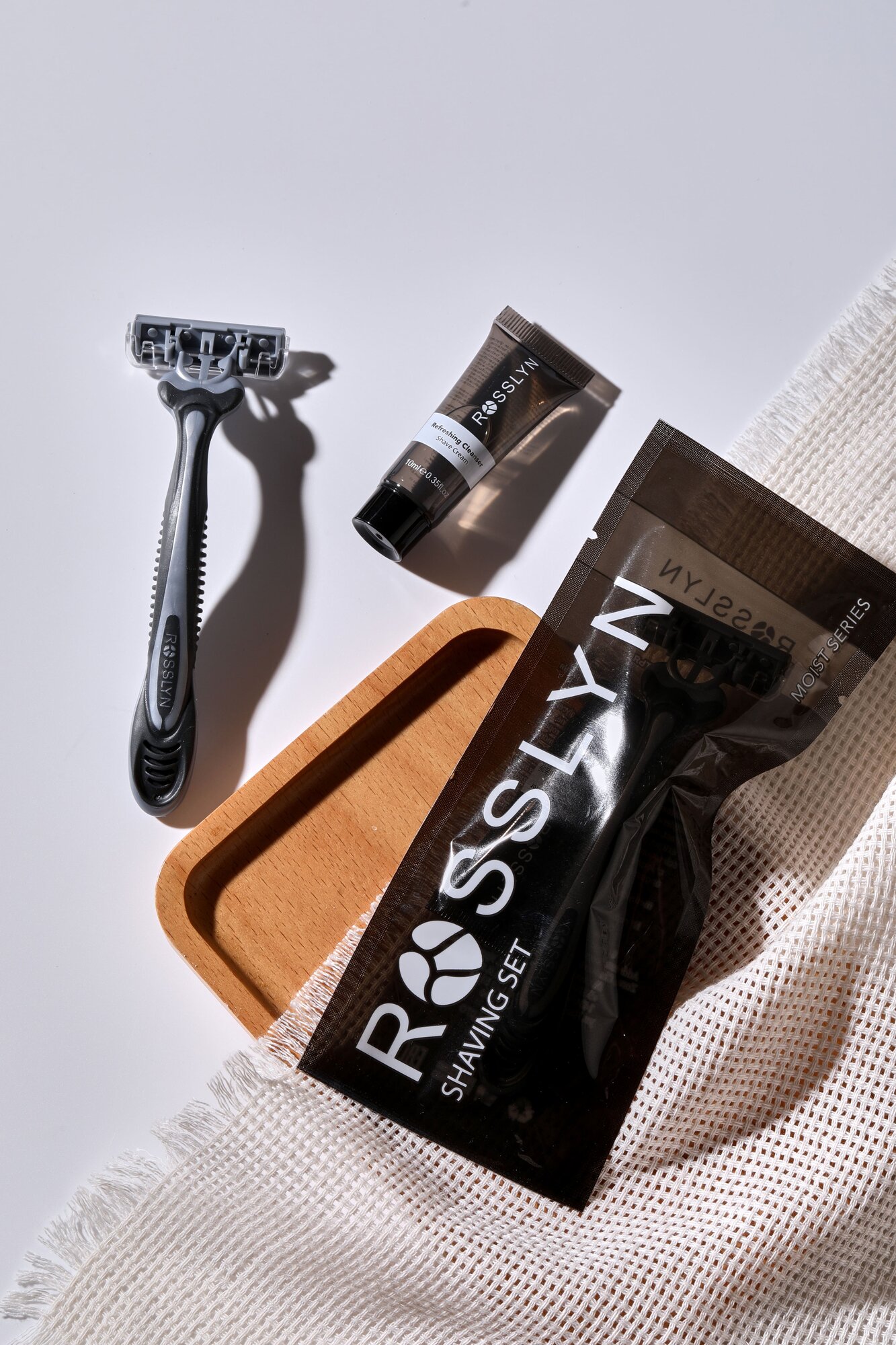 Бритвенный набор (5шт) Moist TM Rosslyn: бритва + крем для бритья. Набор - 5шт