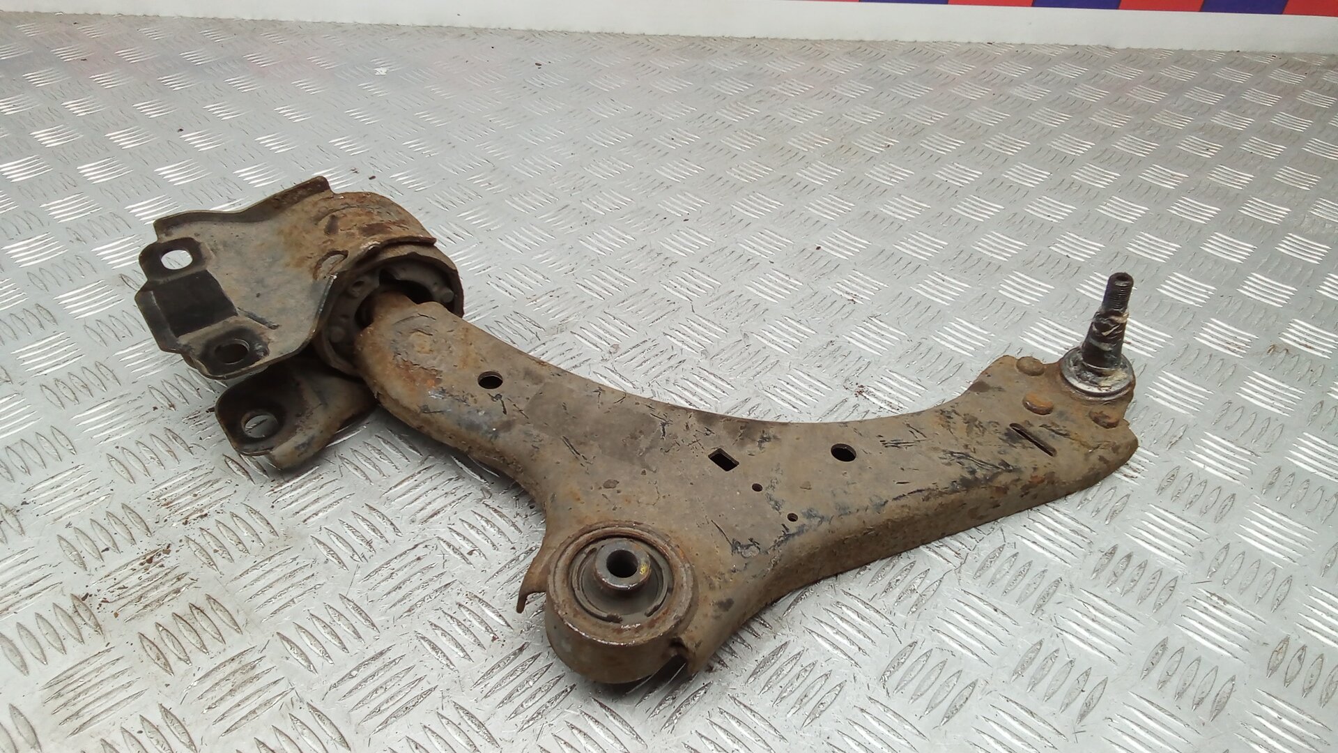 Рычаг передний нижний правый VOLVO S60 2