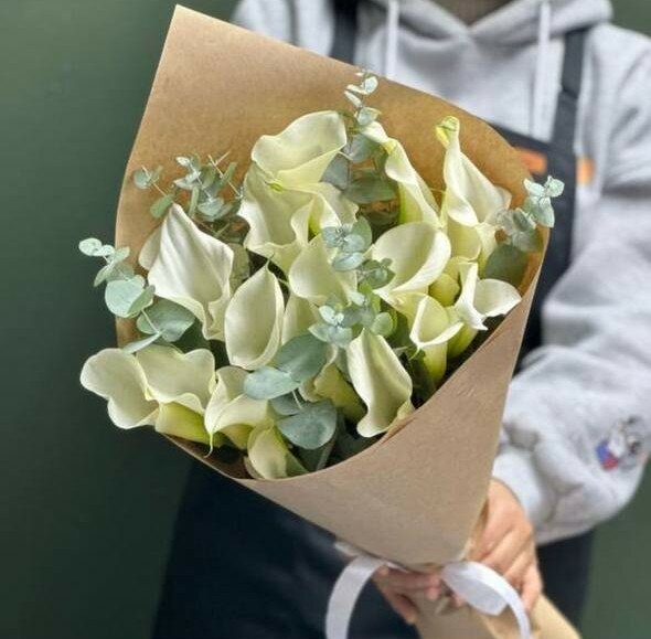 Белые каллы с веточками эвкалипта в крафт упаковке. Букет из калл для девушки, женщины