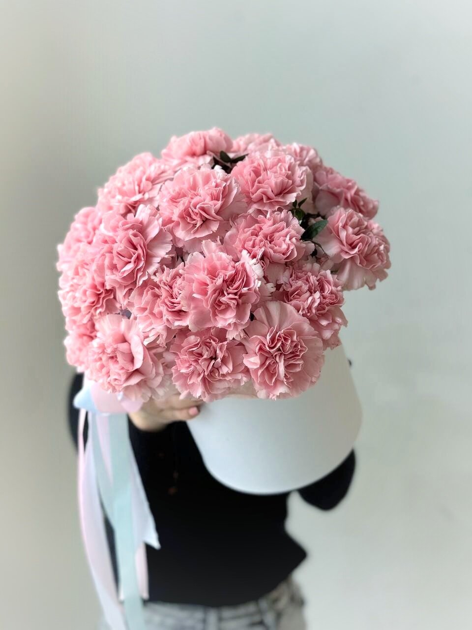 Коробочка розовых диантусов с атласными лентами, шляпная коробка белого цвета