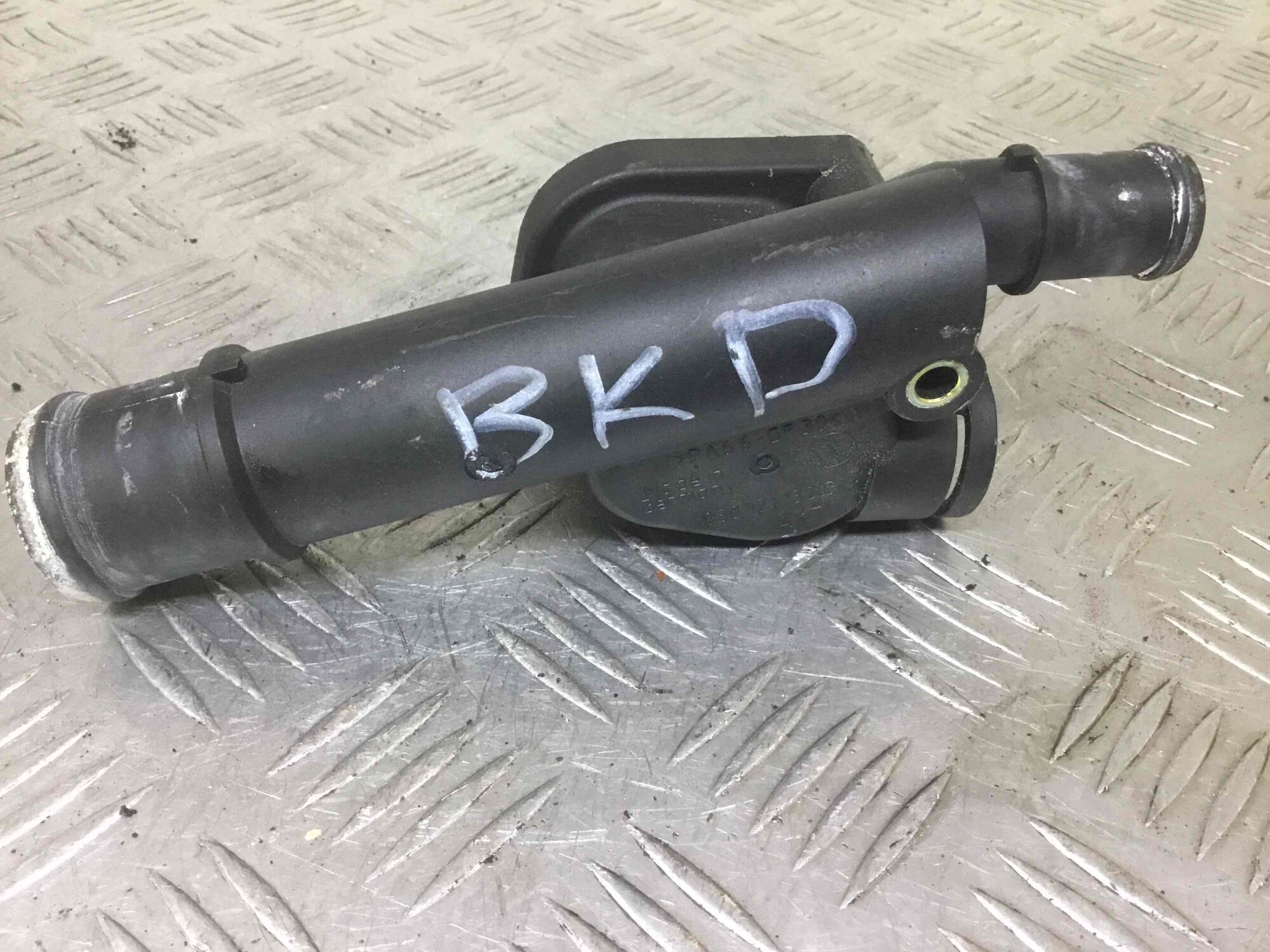 Б/У Фланец (тройник) системы охлаждения Volkswagen Golf Plus 1 поколение (2005-2009) 2005 г.