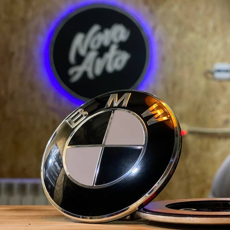 Эмблема значок шильдик логотип БМВ BMW 82мм белый, черный 103334-10 клей