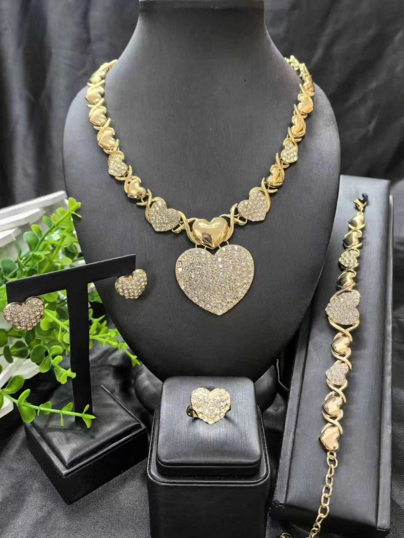 Комплект бижутерии: колье, серьги, браслет