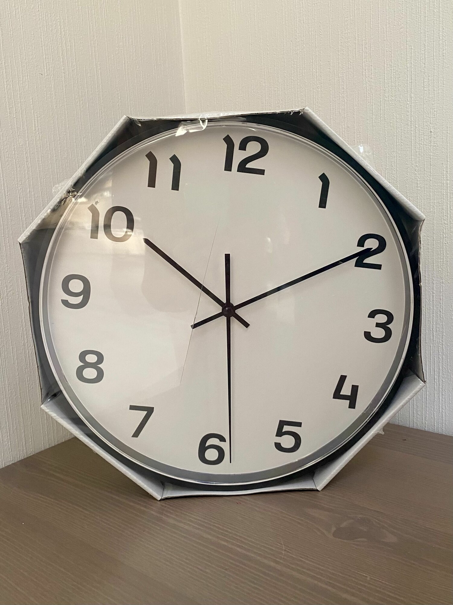 Трещина! IKEA Pluttis часы настенные, диаметр 28 см, белые