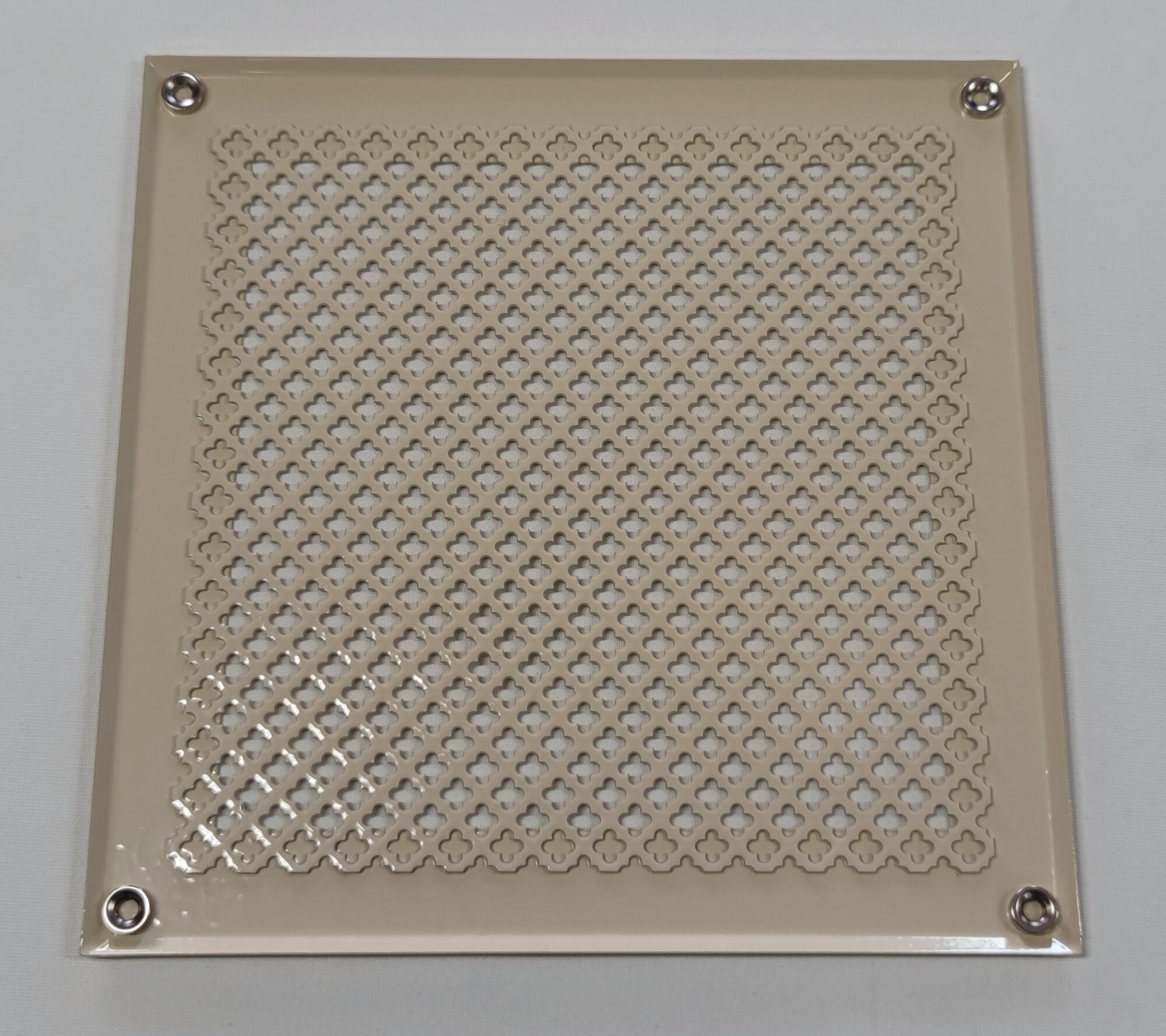 Решетка Плоская с подгибом Штамп 210х210мм, на магнитах, перфорация Цветок 7мм, Крем.