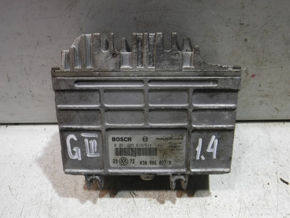 Блок управления двигателем VW Golf III 030906027M