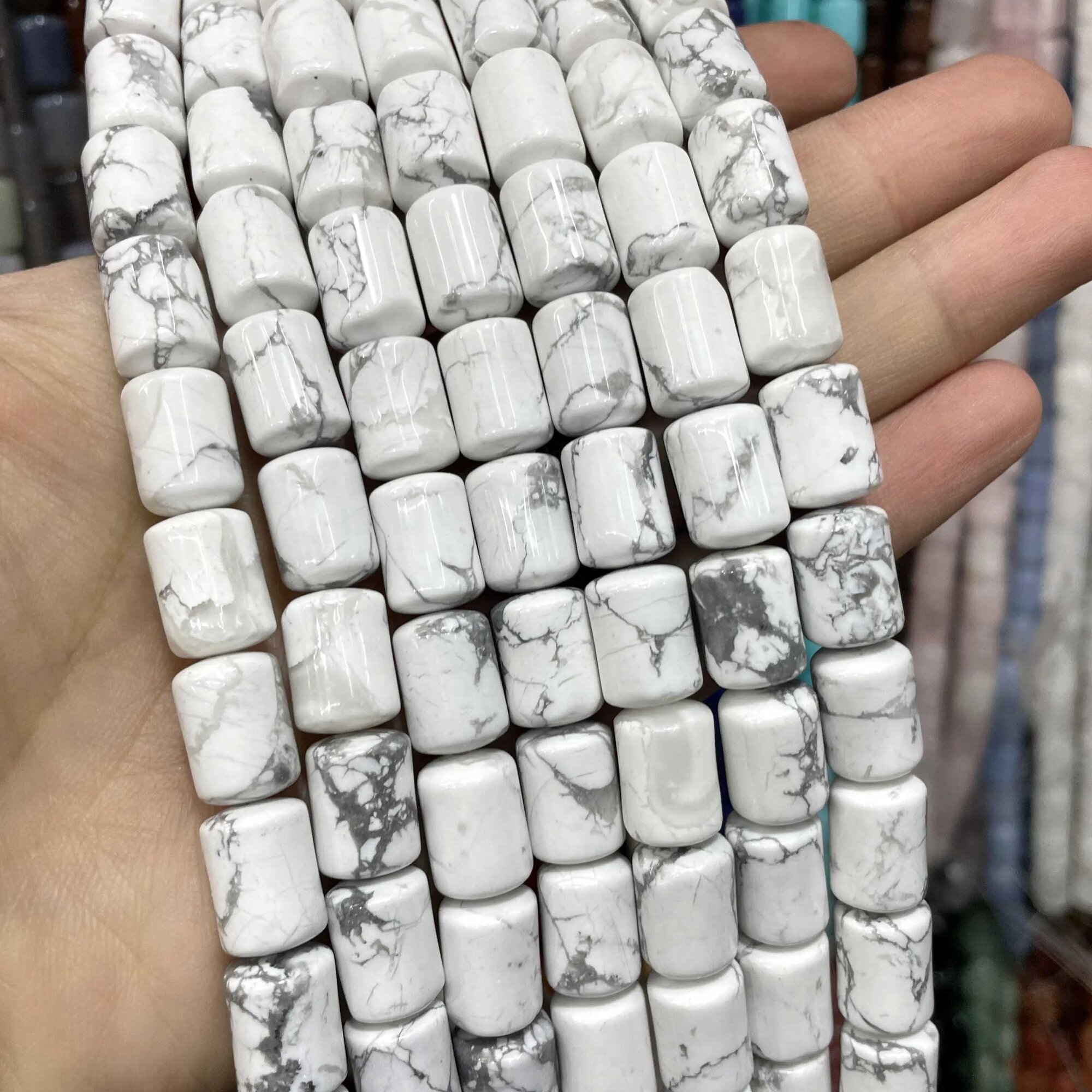 Бусины из белой бирюзы 10x14 мм
