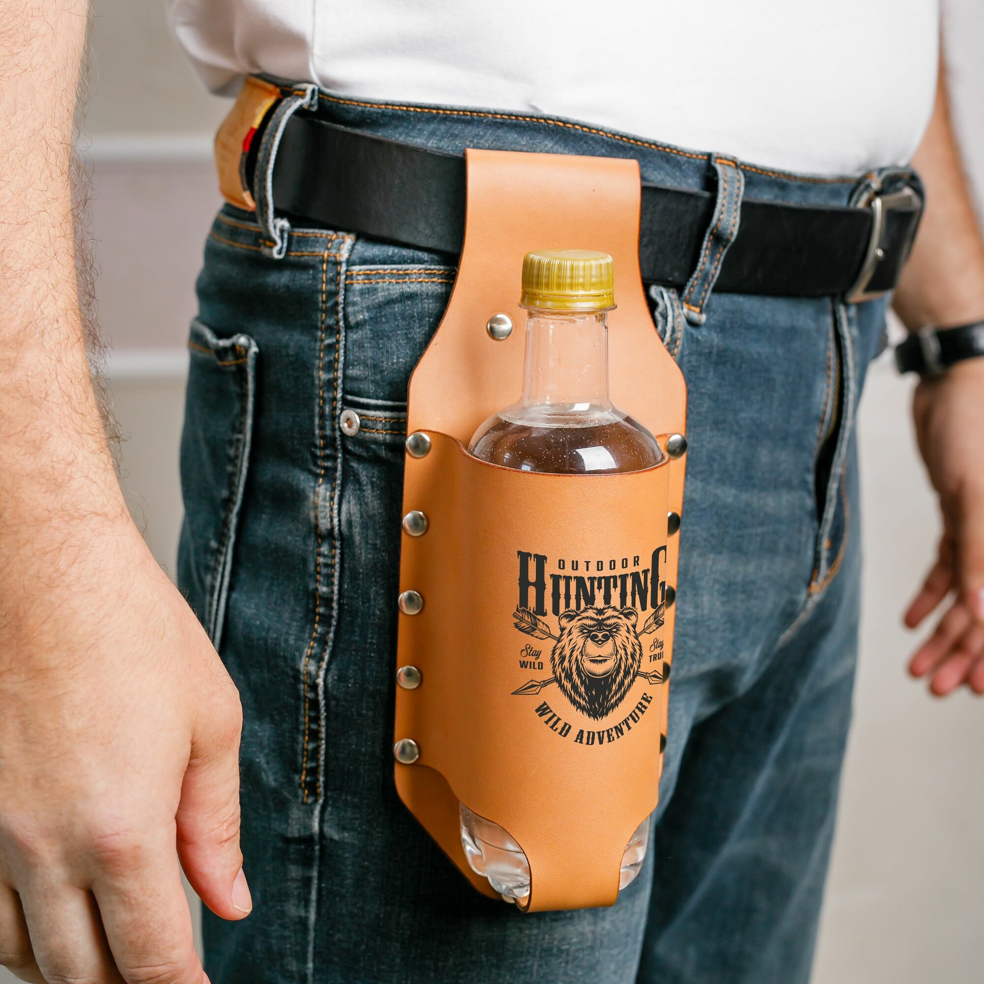 Чехол кобура на пояс для бутылки банки 0,5л из натуральной кожи "Медведь со стрелами", Boomgift