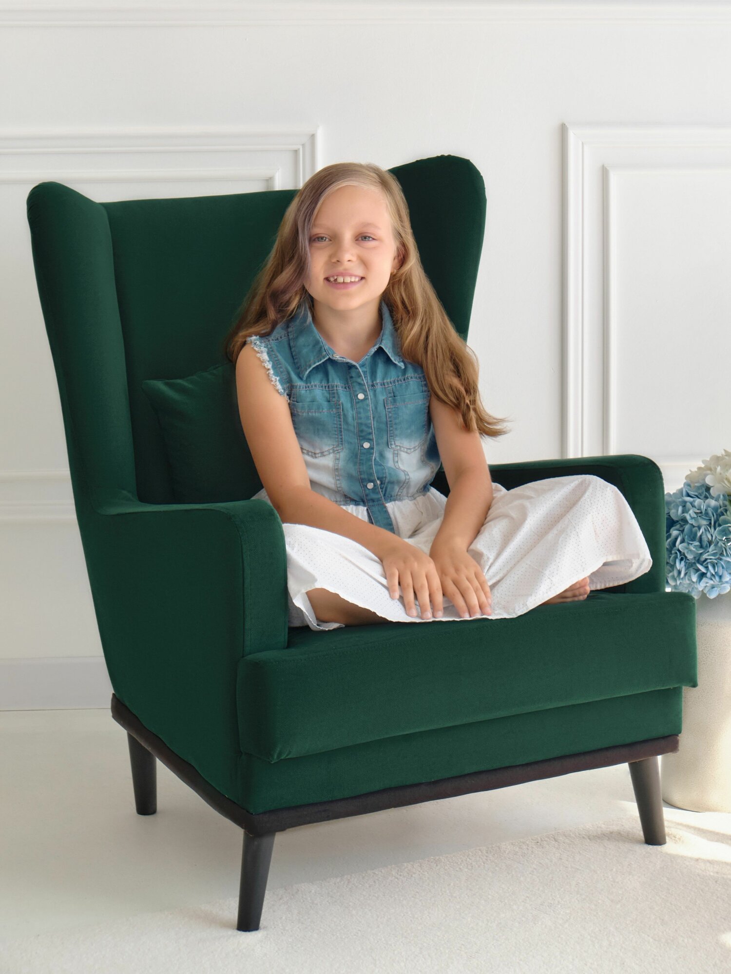 Кресло Оскар мягкое для отдыха дома, на ножках, велюр Max Dark Green 75х85х90 (ШхГлхВ)