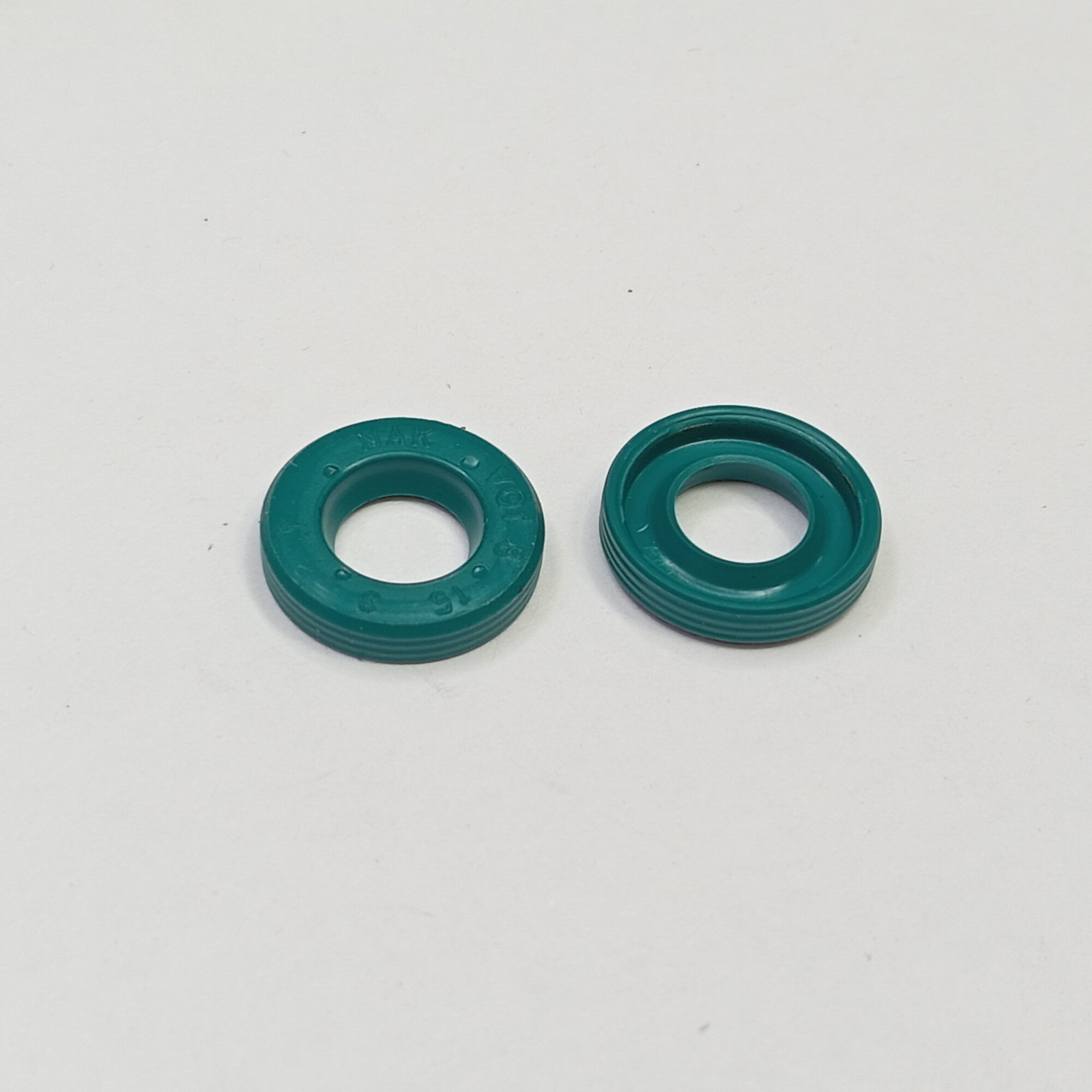 Сальник маслобензостойкий (манжета армированная) 8x15x3 VG1 NBR-70-G-01B/C NAK