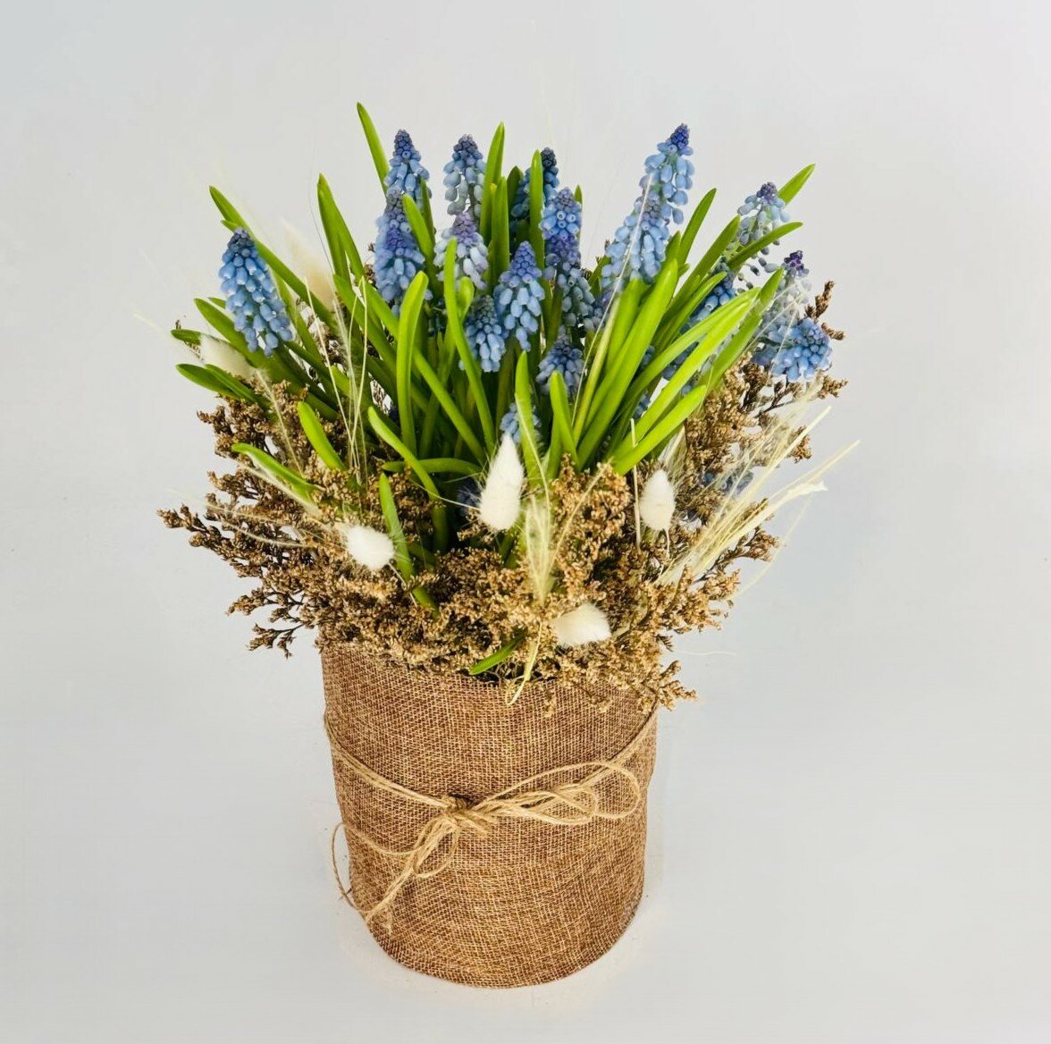 Дизайнерский букет из первоцветов мускари с веточками лимониума и лагуруса