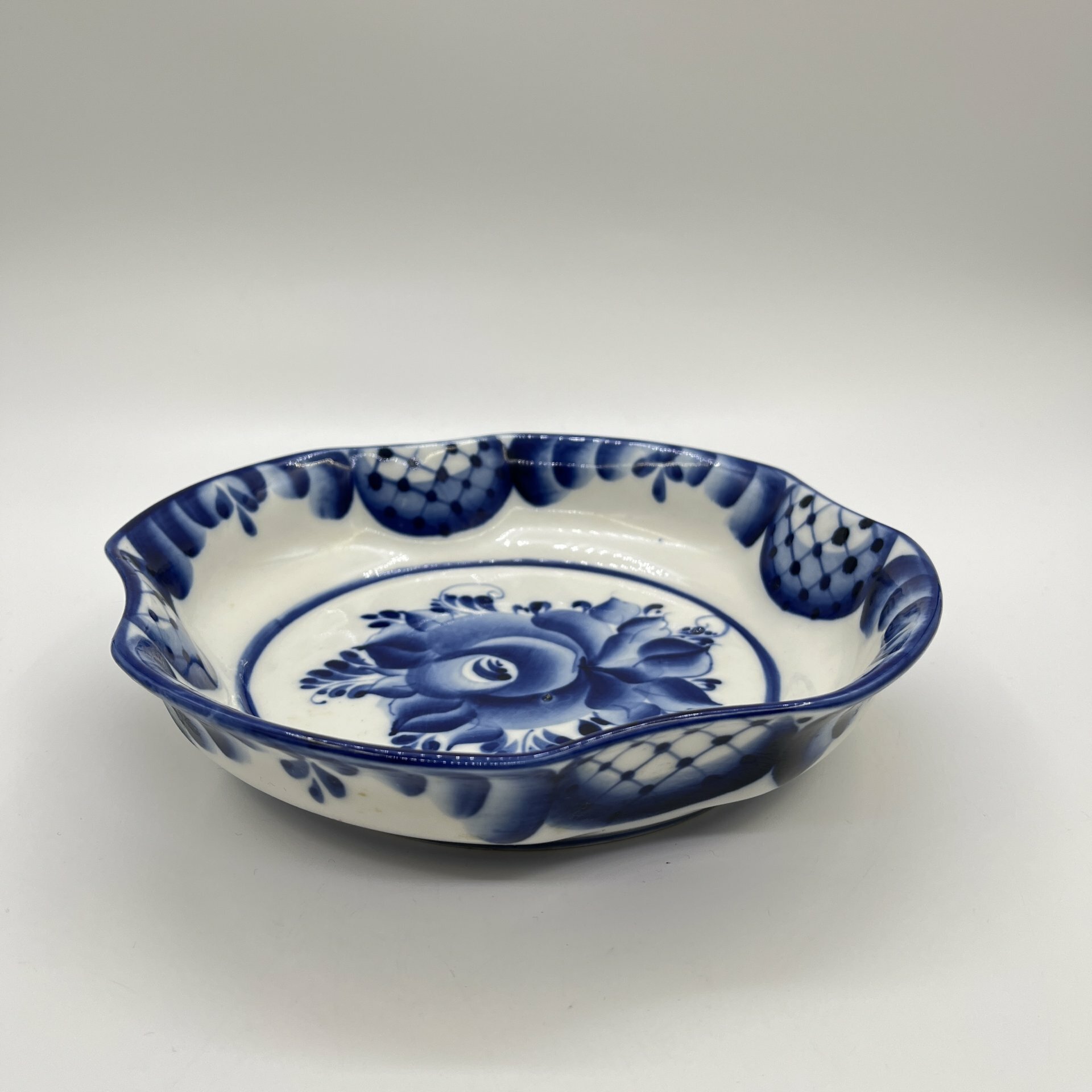 Сервировочное блюдо/тарелка с расписным цветочным декором, Гжель, фарфор