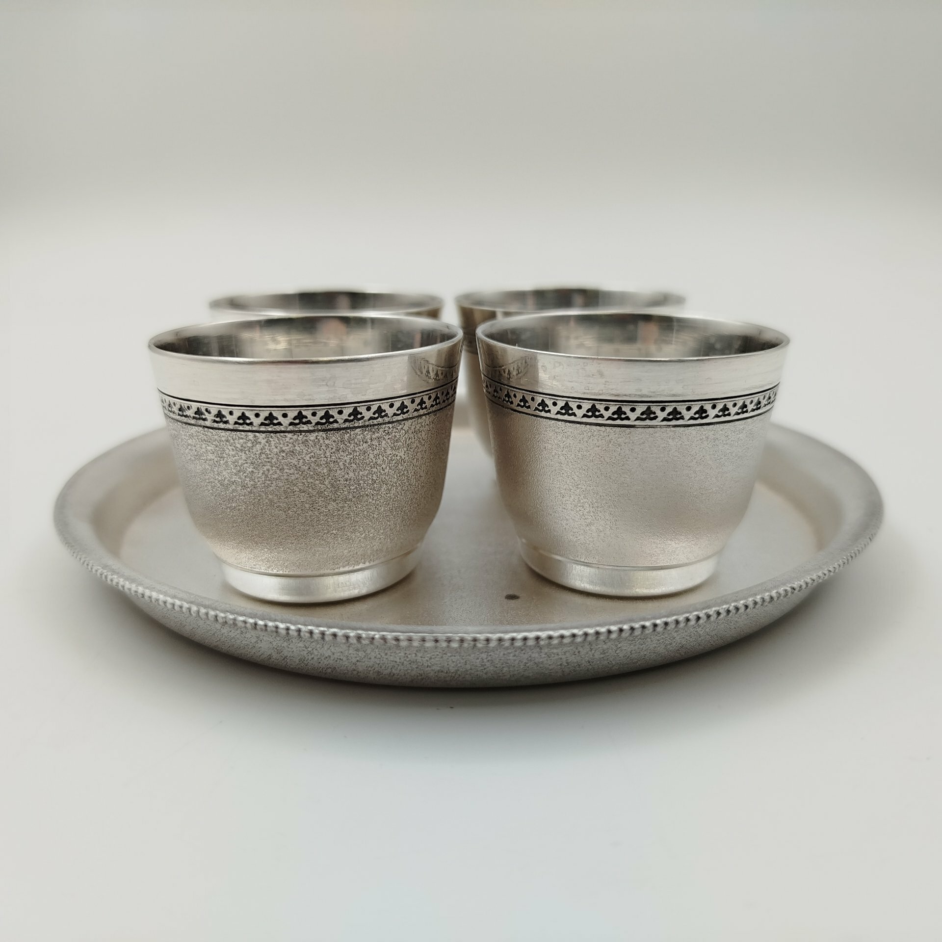 Набор из 4-х стопок на подносе, украшенный растительным орнаментом