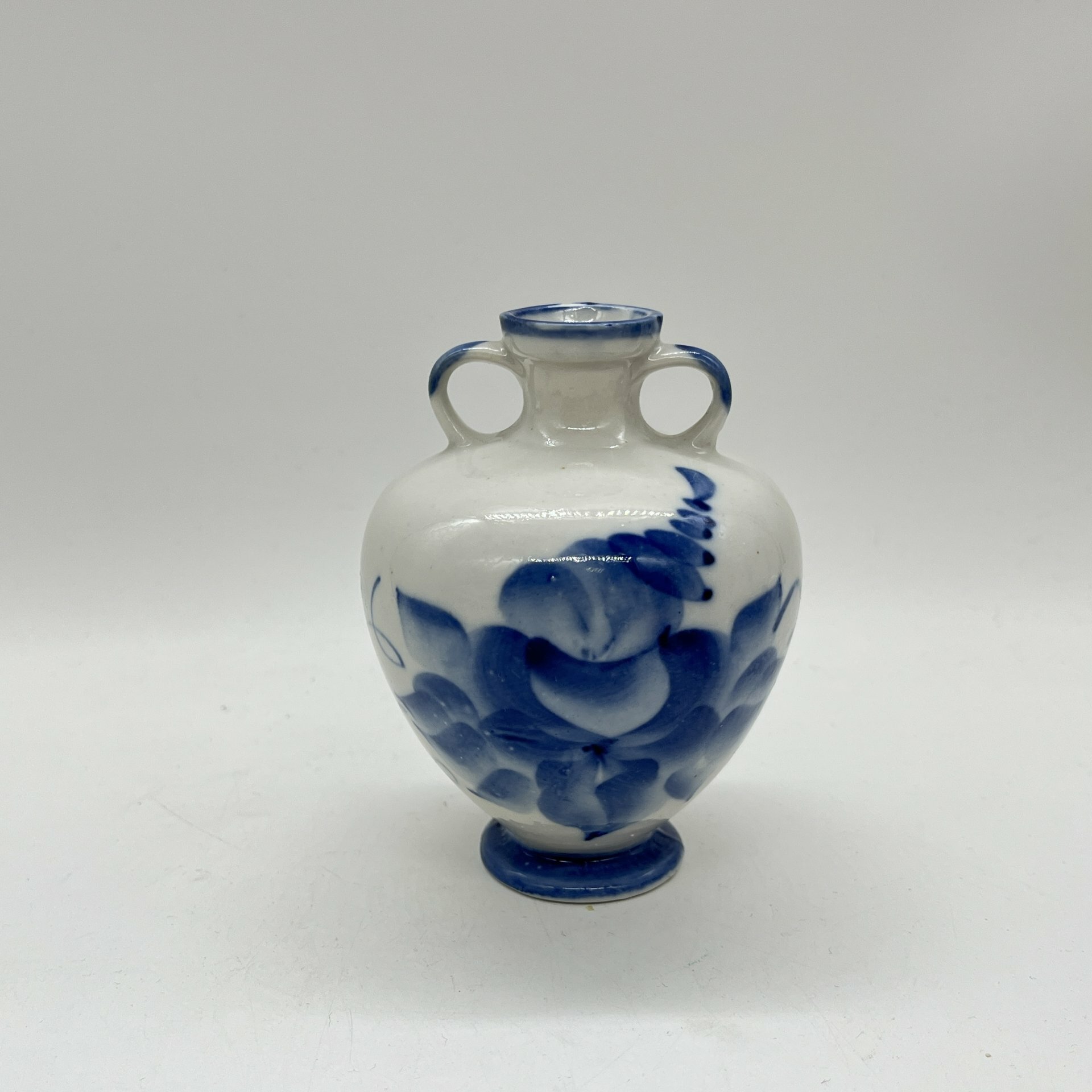 Небольшая вазочка с цветочным декором, фарфор, роспись