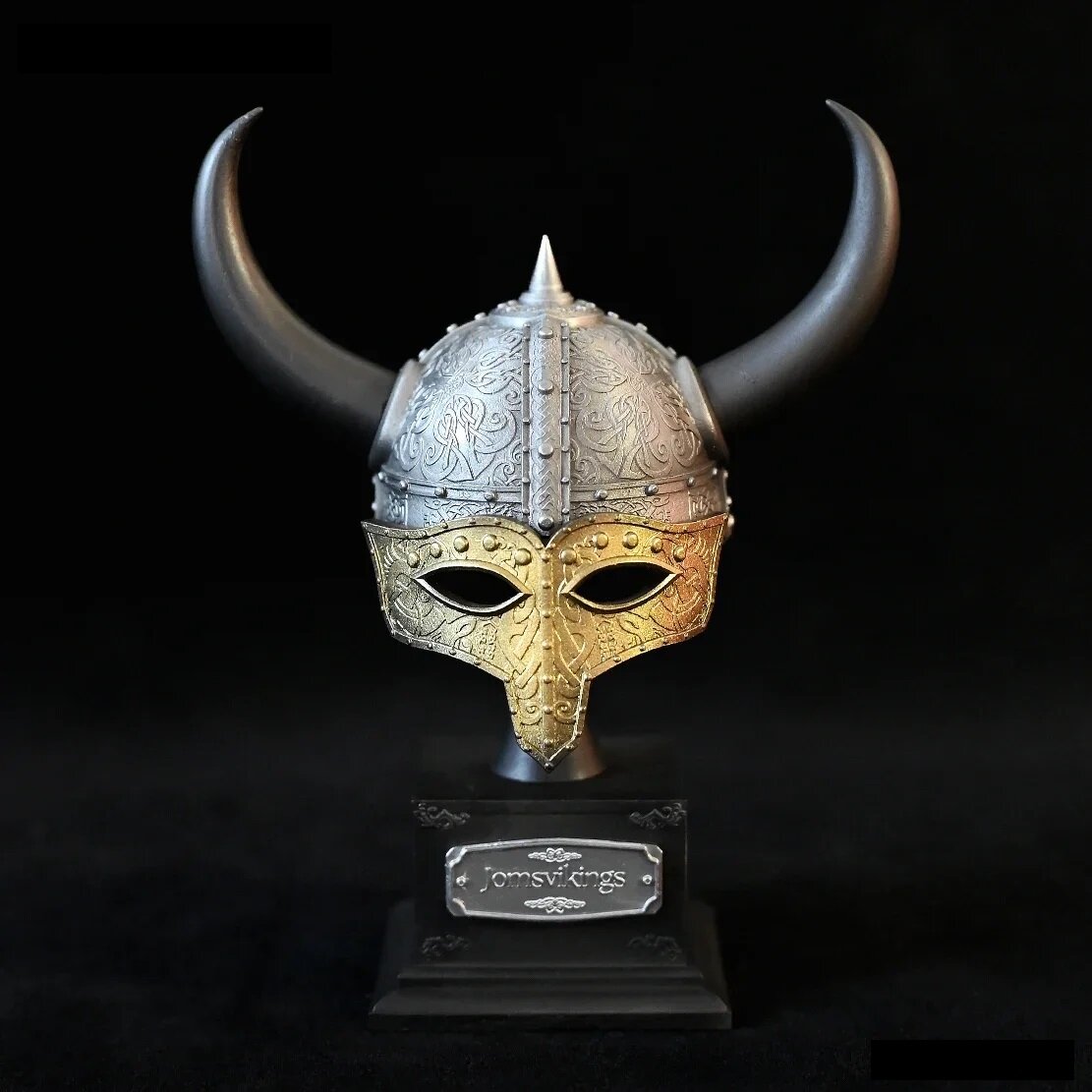 Статуэтка - Фигурка "Шлем Викинга Конунга Рагнара Лодброка"