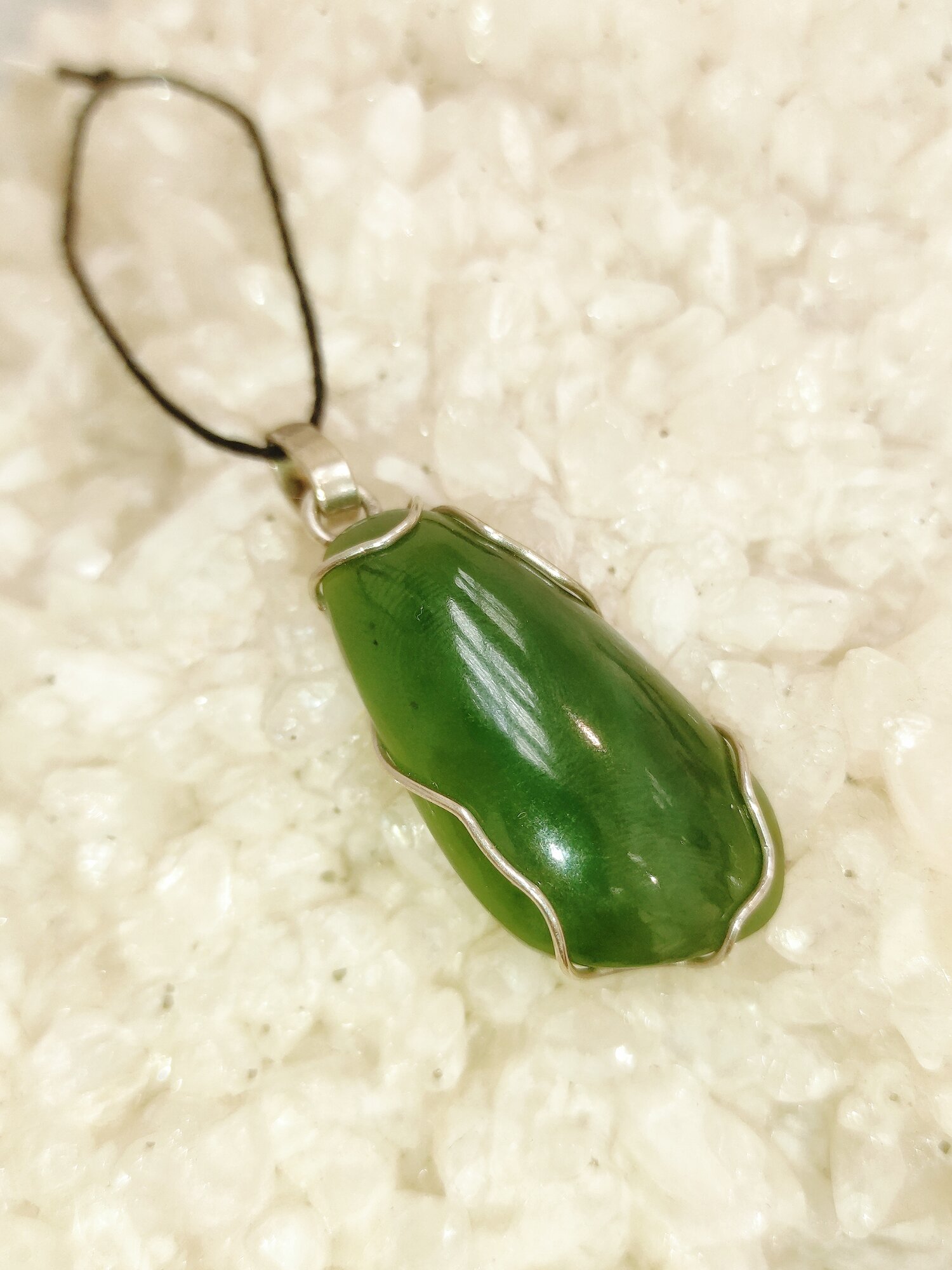 Подвеска, нефрит