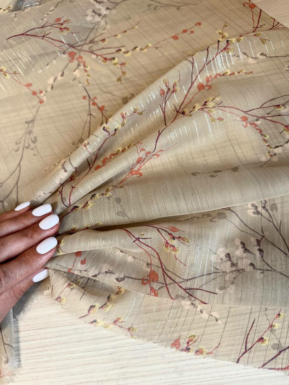 1м Шифон ткань для шитья. Светло-бежевый с цветами и золотистым люрексом. Ширина 145 см. Плотность 70