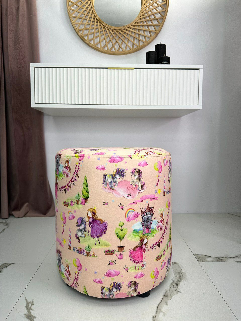 Круглый детский пуфик с принцессами
