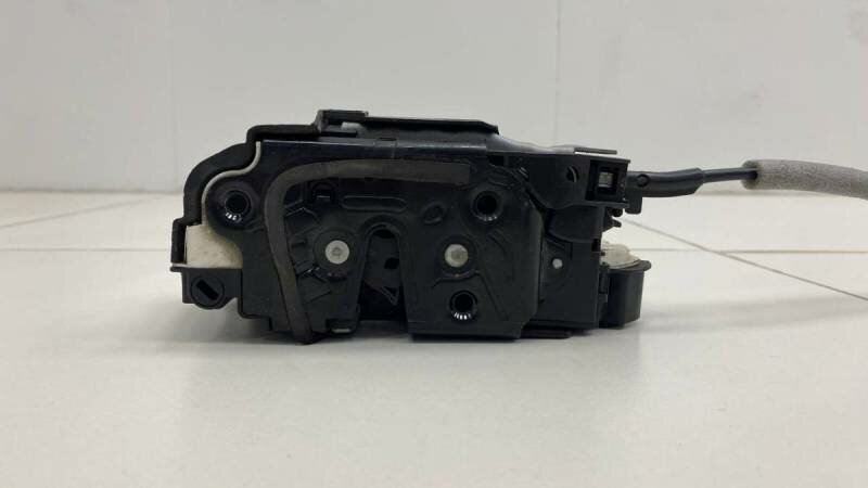 Замок двери передней правой Skoda Rapid 2012-2020