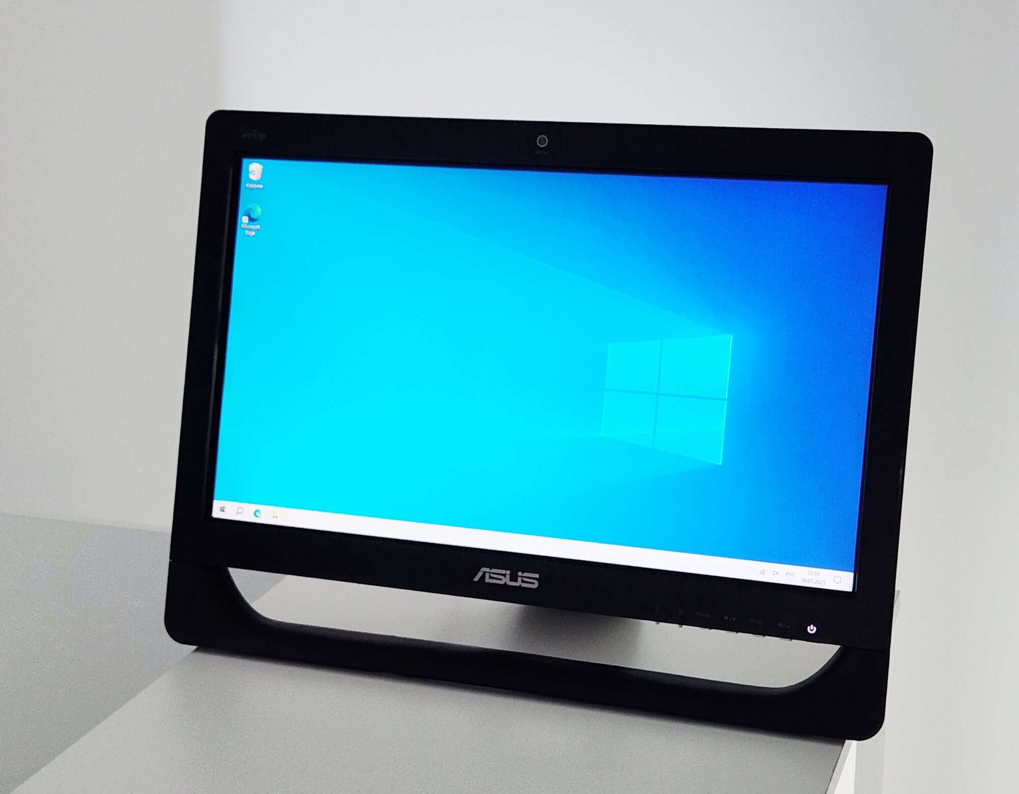 Моноблок ASUS ET2010AG 20" / Athlon II X2 / SSD 120 ГБ / 6 ГБ / Radeon HD5000 / Windows 10