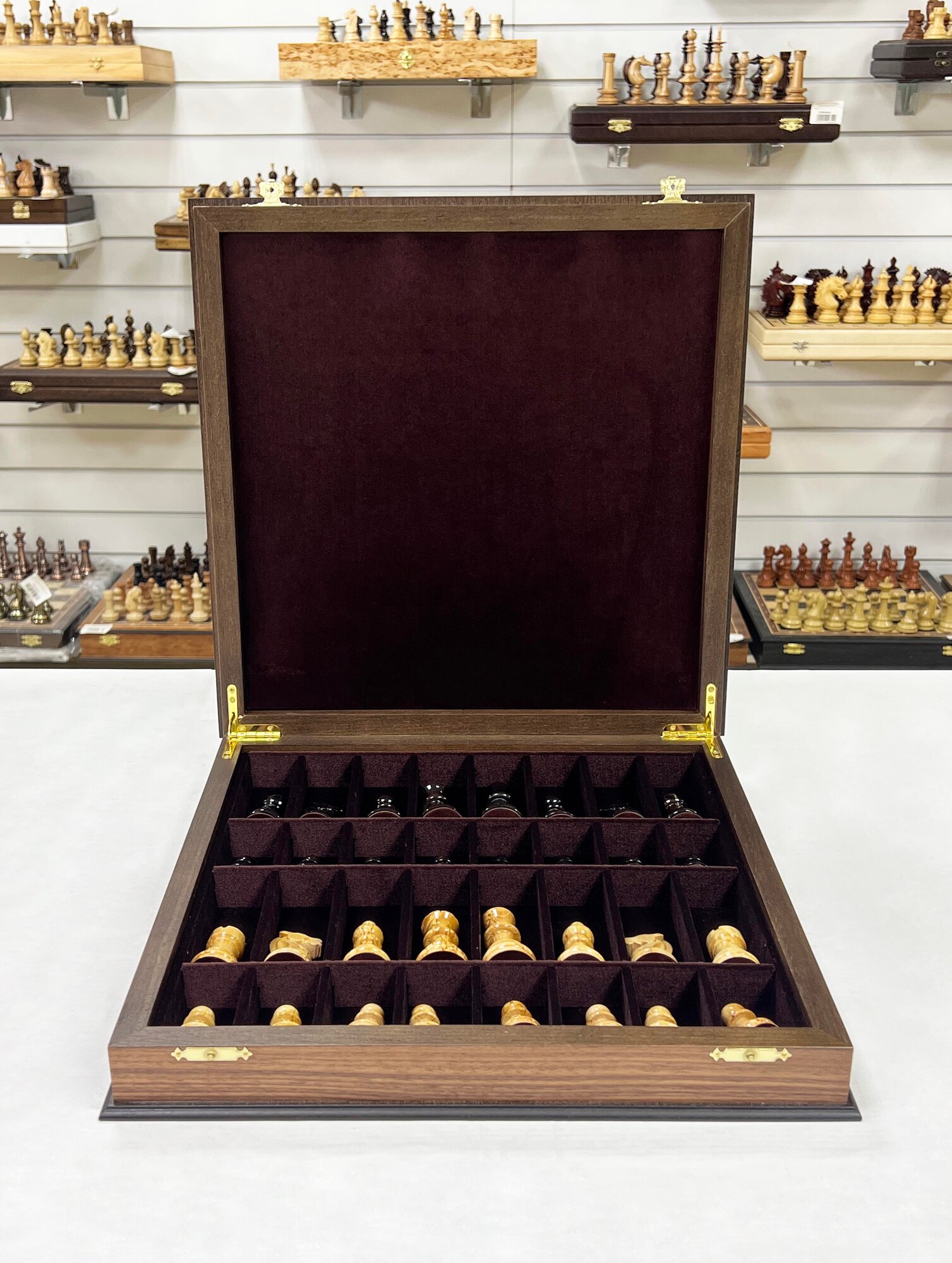 Шахматный ларец подарочный орех Стаунтон с фигурами из карельской березы малый