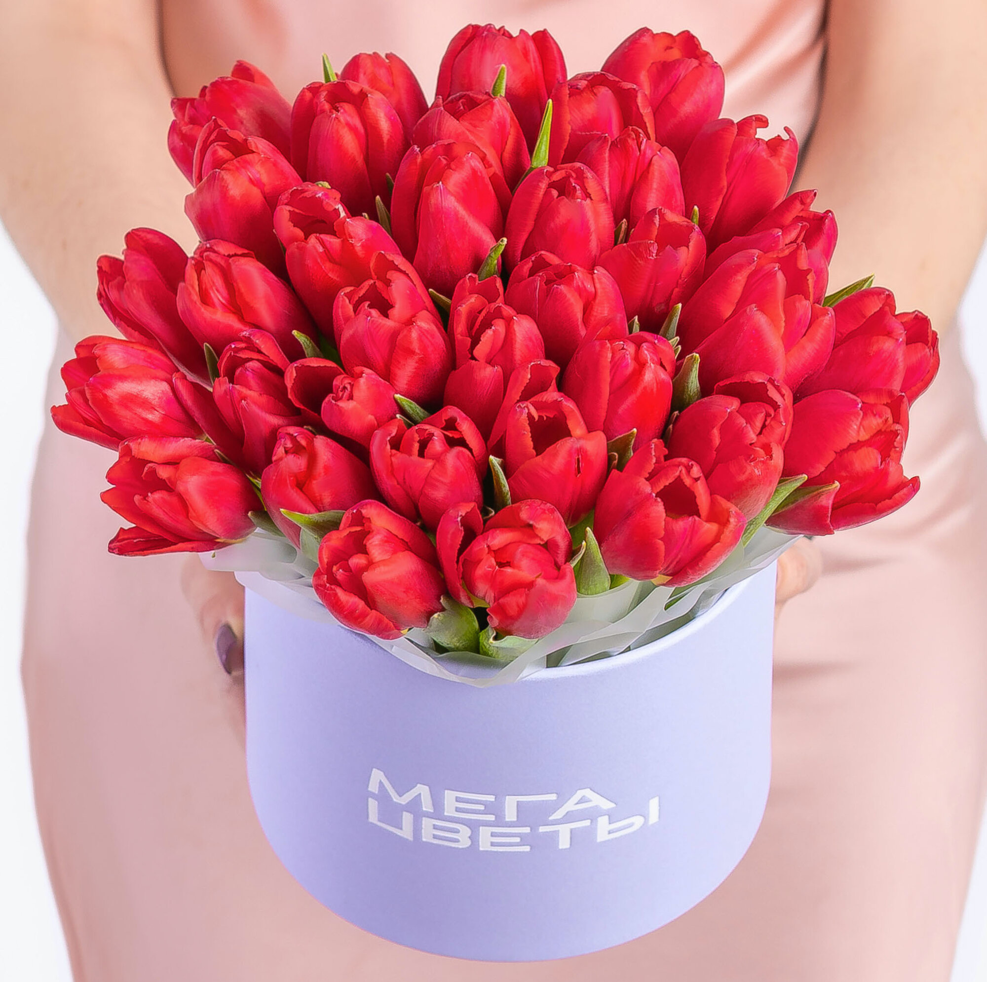 Букет Мегацвет24 "Красные тюльпаны", 35 шт, сборка в шляпной коробке