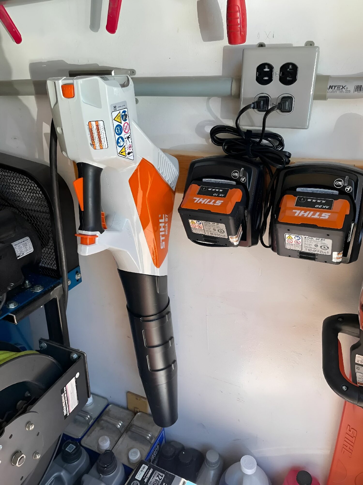 Настенное крепление воздуходувки STIHL BGA 57