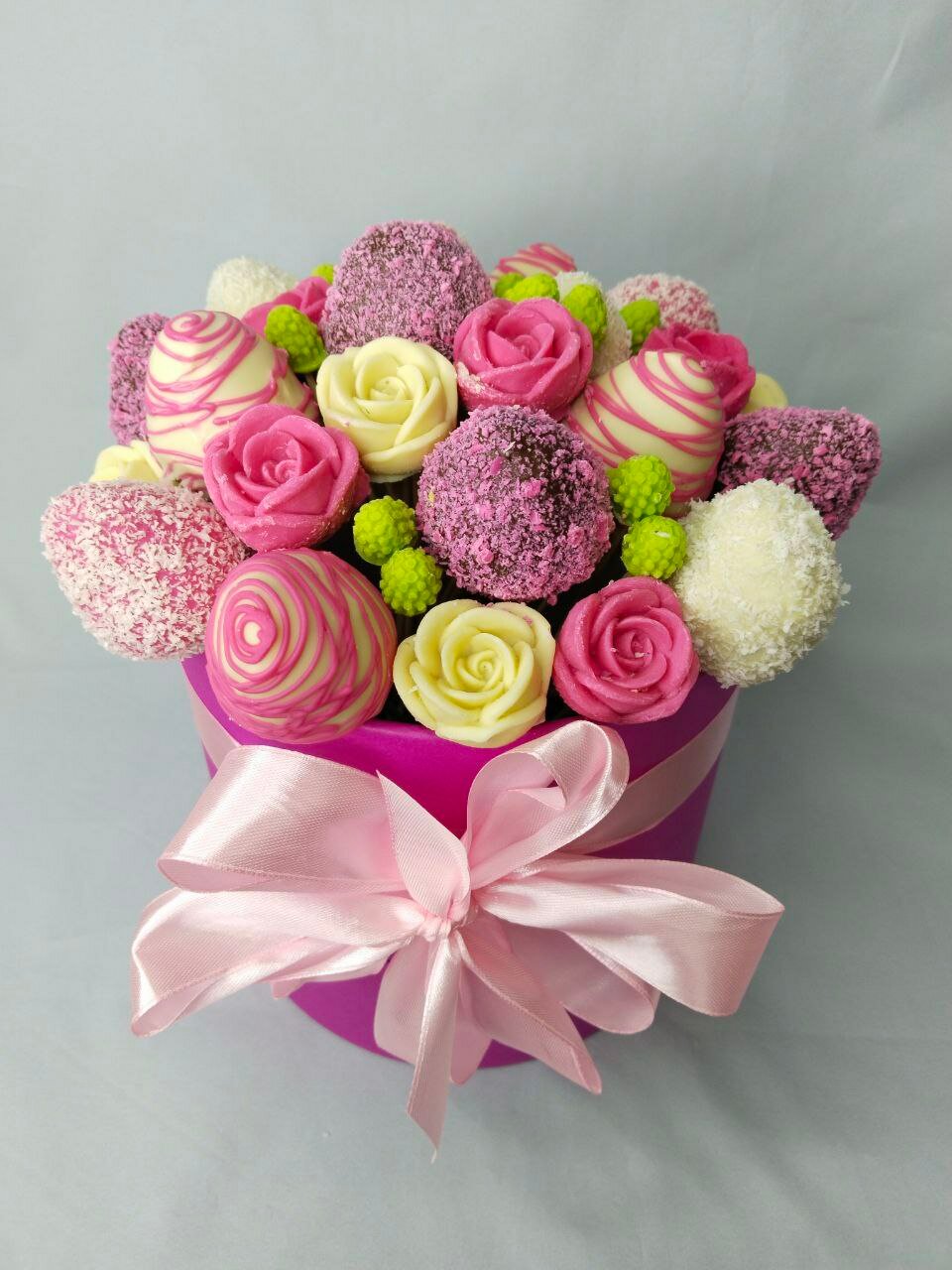 Клубника в шоколаде авторская коллекция "Любовь" , букет в шляпной коробке премиум с шоколадными розами и ягодами