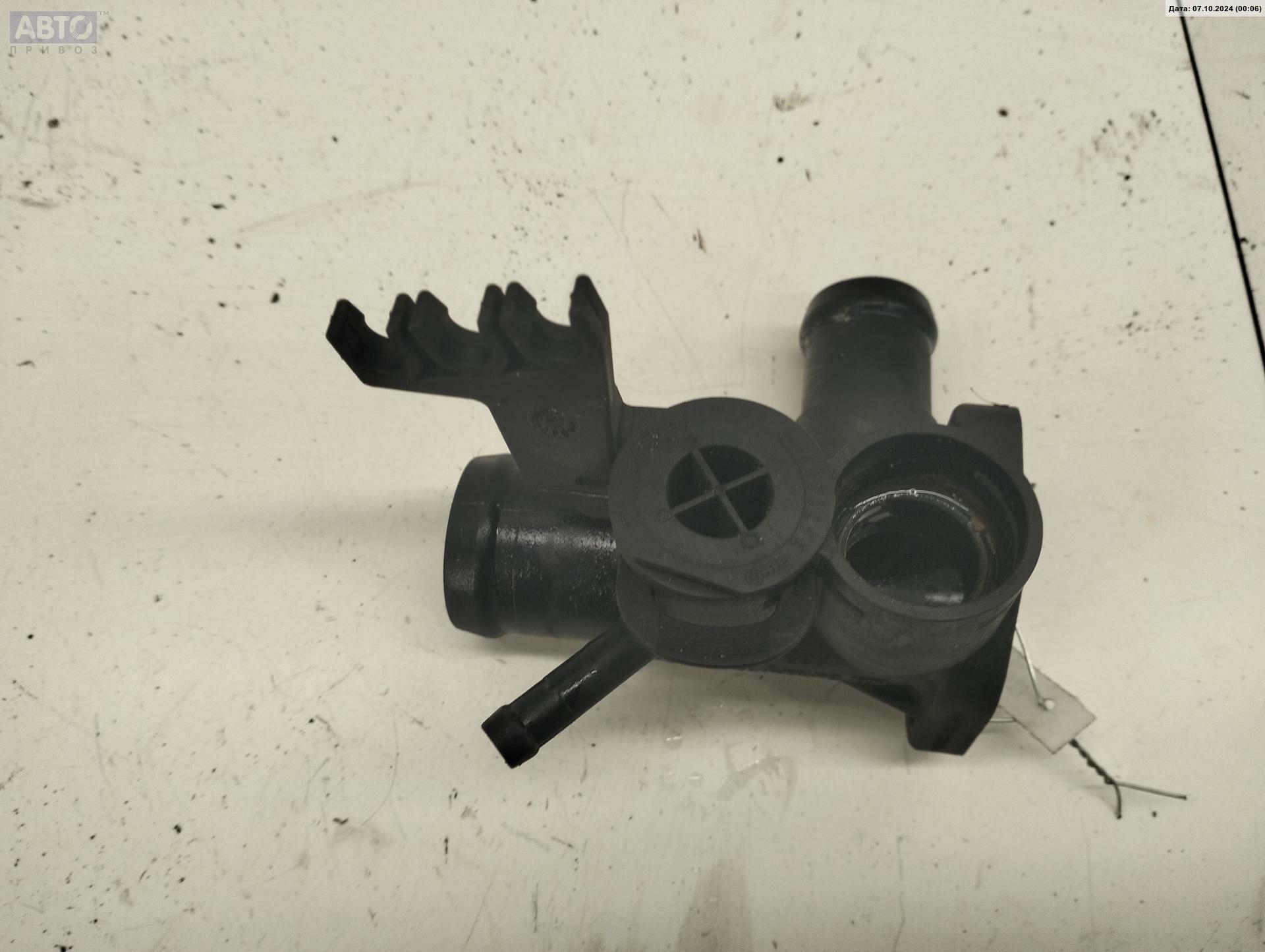 Фланец (тройник) системы охлаждения Volkswagen Golf-3