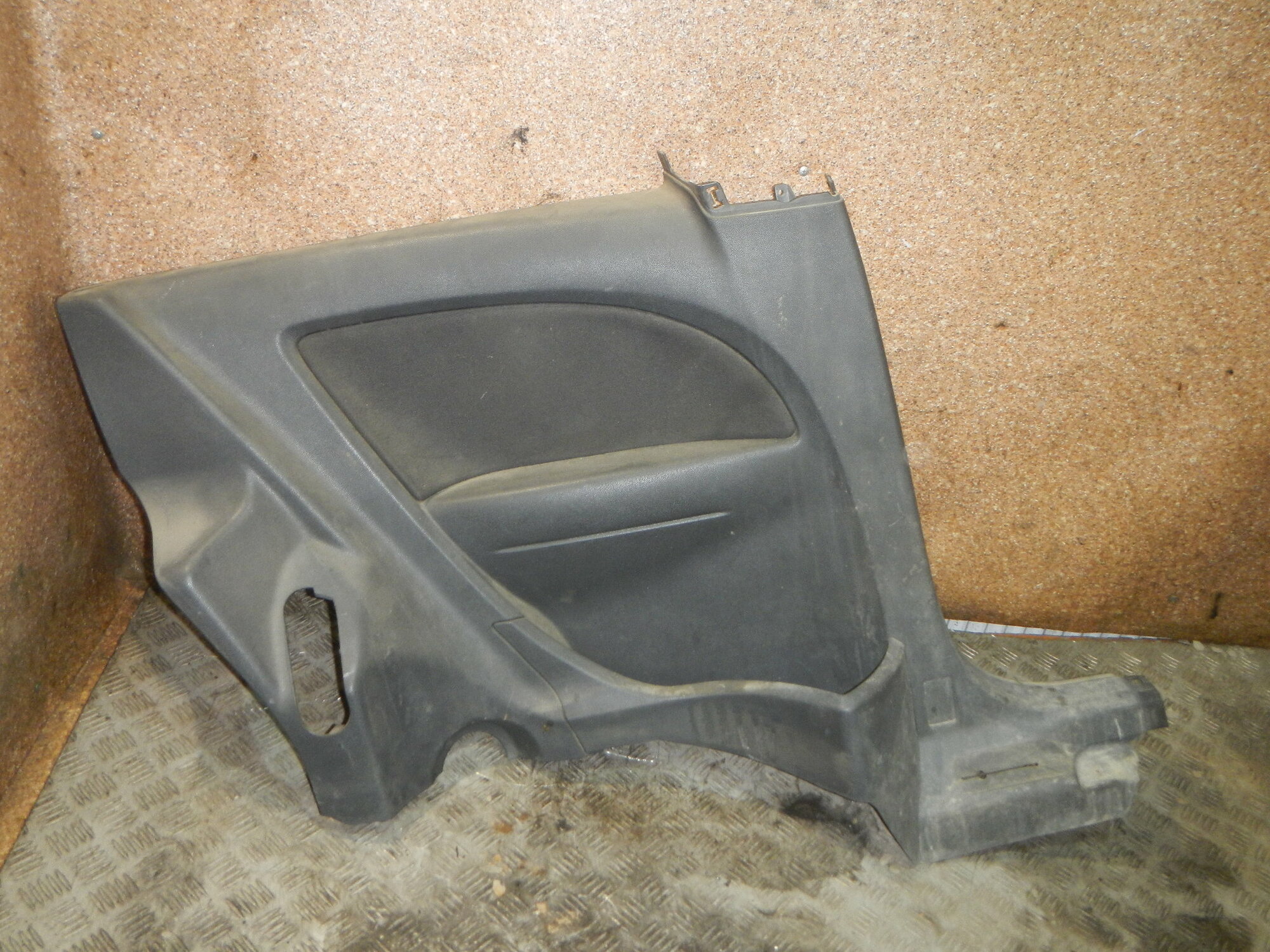 Б/У Обшивка салона левая (купе), Opel (Опель)-CORSA D (06-) OPEL CORSA D (06-) Царапины. 527720 GENERAL MOTORS арт. 1323...