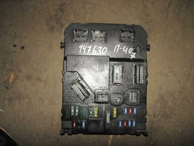 Б/У Блок предохранителей, Peugeot (Пежо)-407 (04-) PEUGEOT 407 (04-) салонный, универсал уголка не хватает 147630 Peugeot...