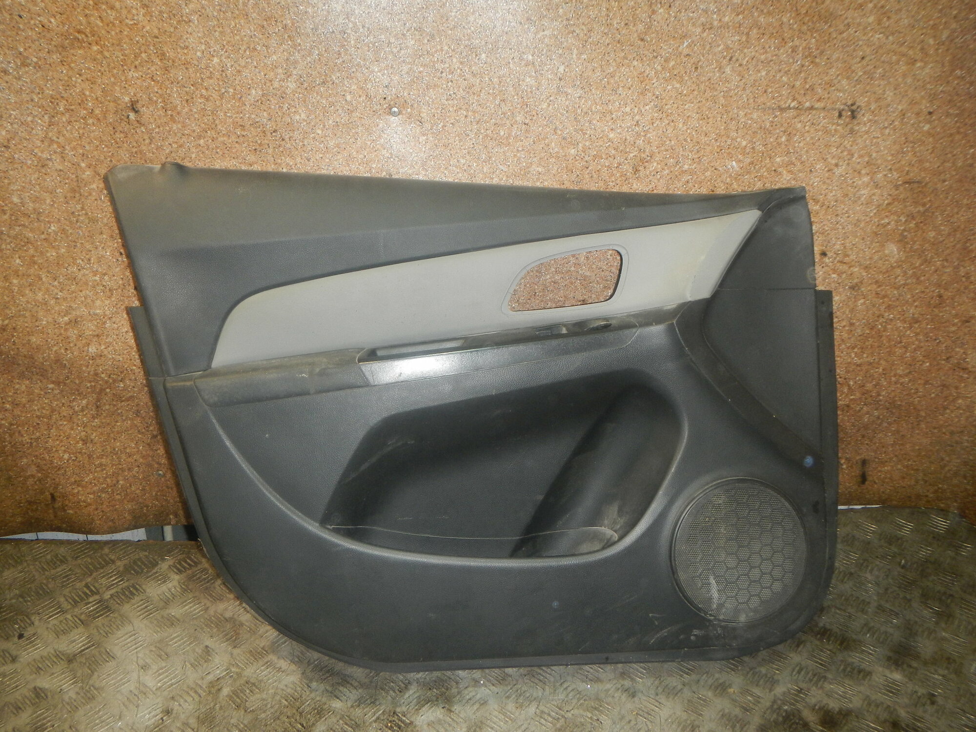 Б/У Обшивка двери передней левой, Chevrolet (Шевроле)-CRUZE (09-15) CHEVROLET CRUZE (09-15) Грязная,, царапины. 552405 G...