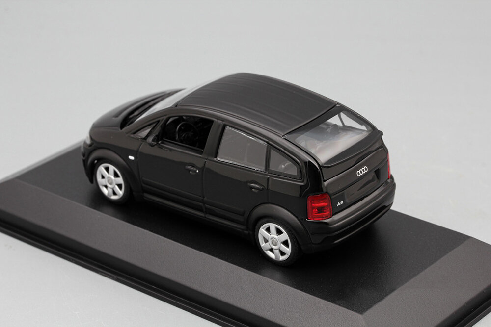 Модель коллекционная MAXICHAMPS Audi A2 2000 black metallic — фото 1